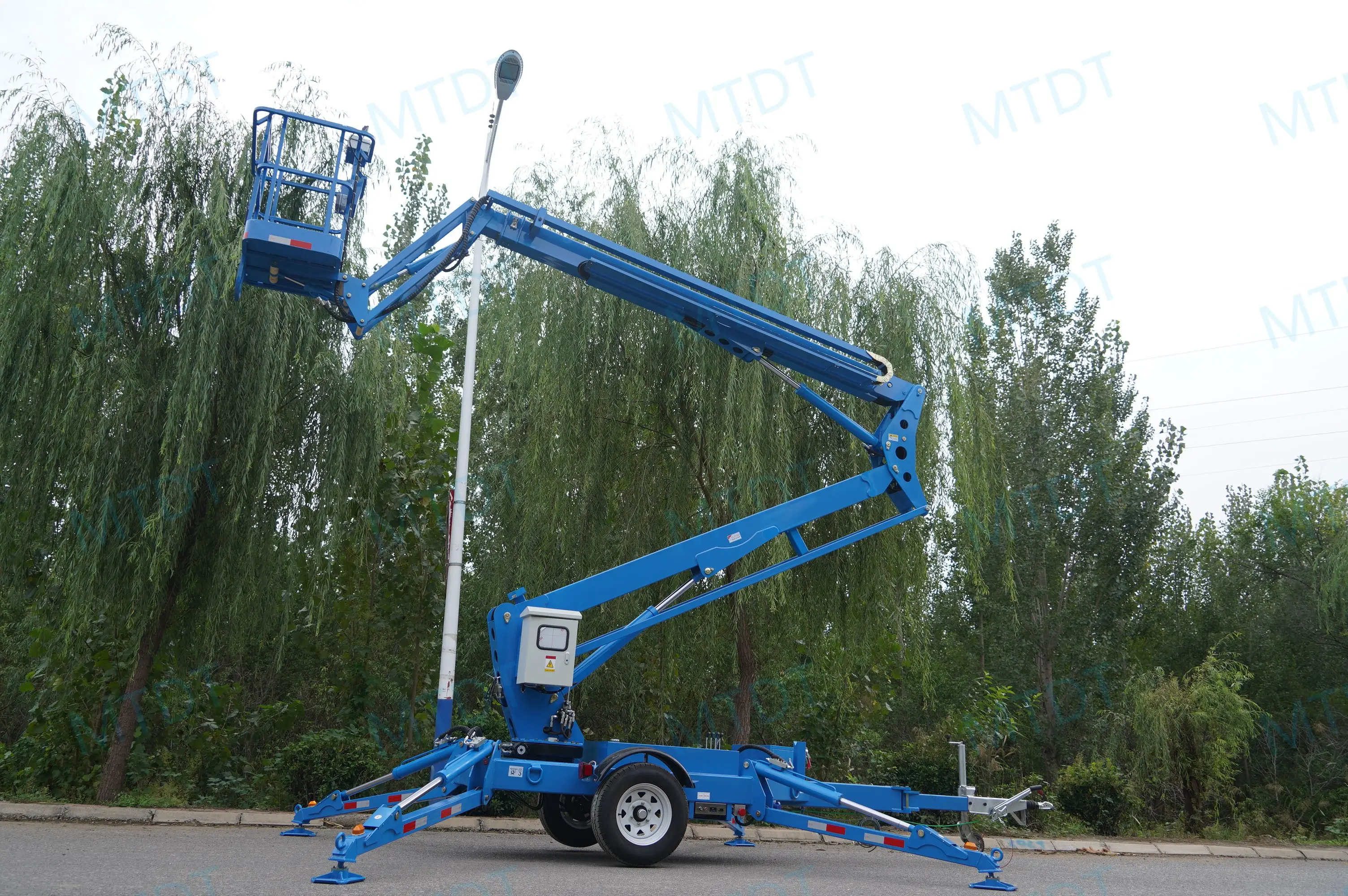 Truck-mounted Narrow Mini Telescopic Cherry Picker for Sale