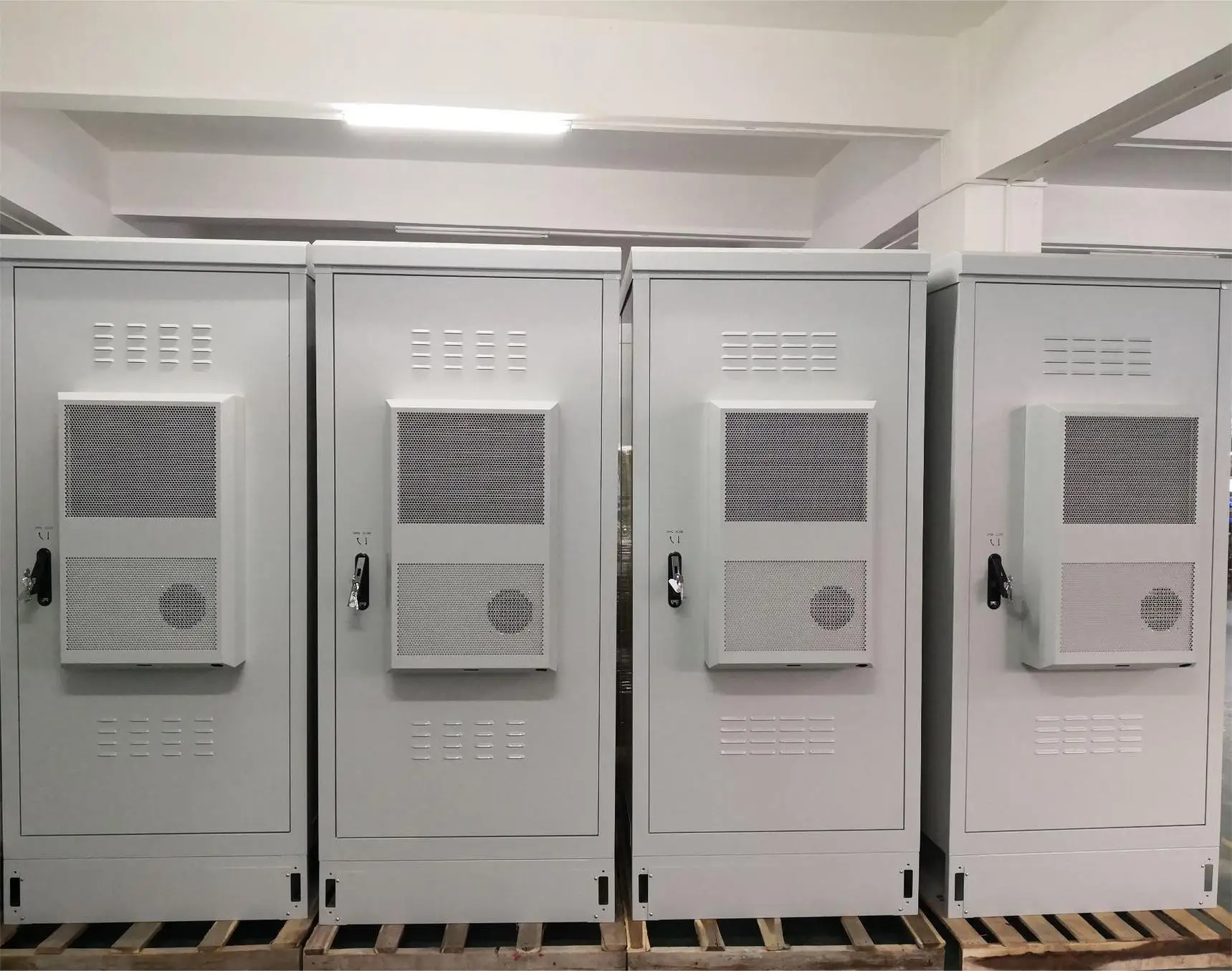 19 Inch Rack Pole Mount Enclosure Outdoor Electrical Telecommunication ...