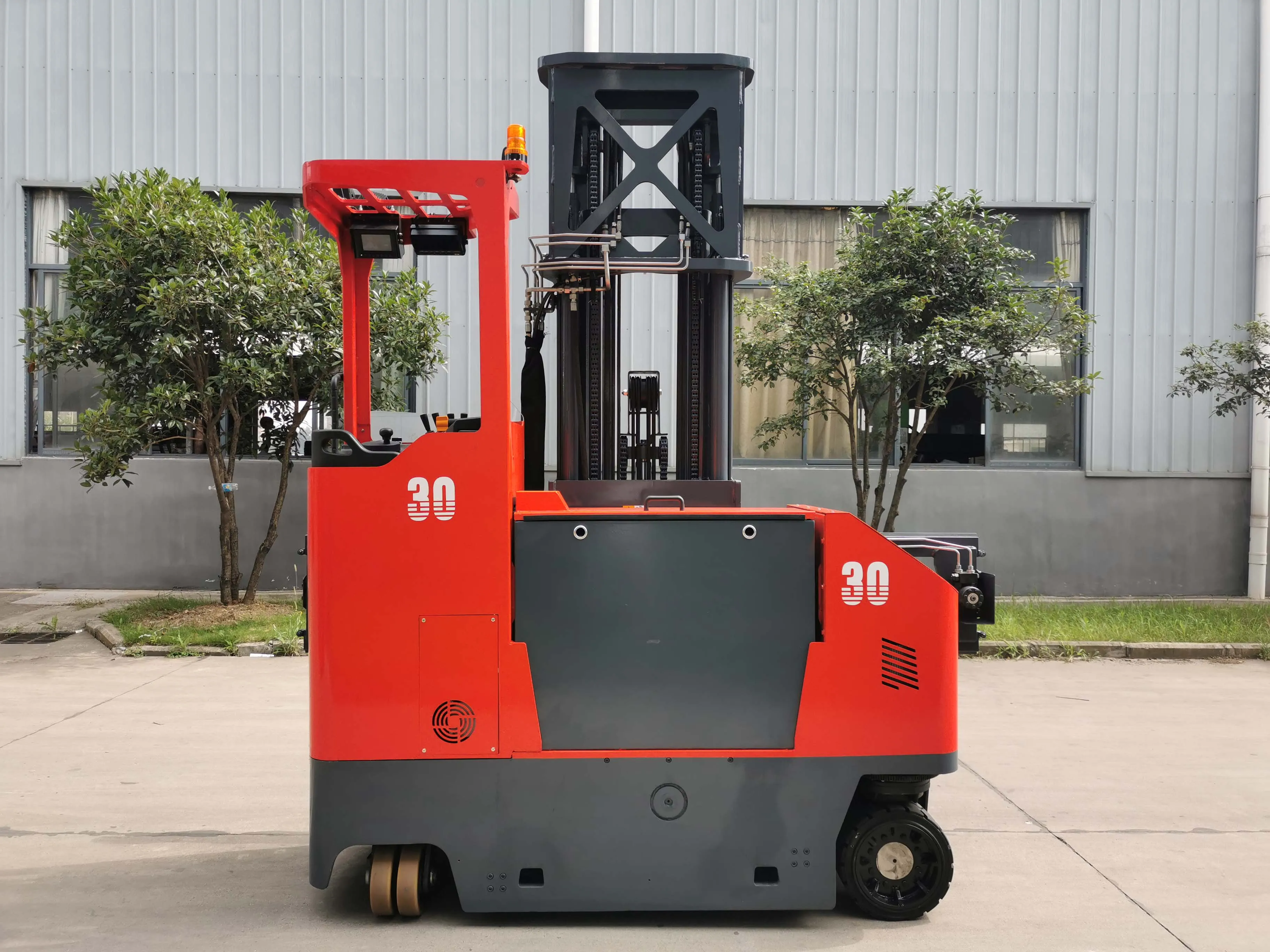 Forklift Is A Four-way Driving Forklift For Stacking Operations In ...