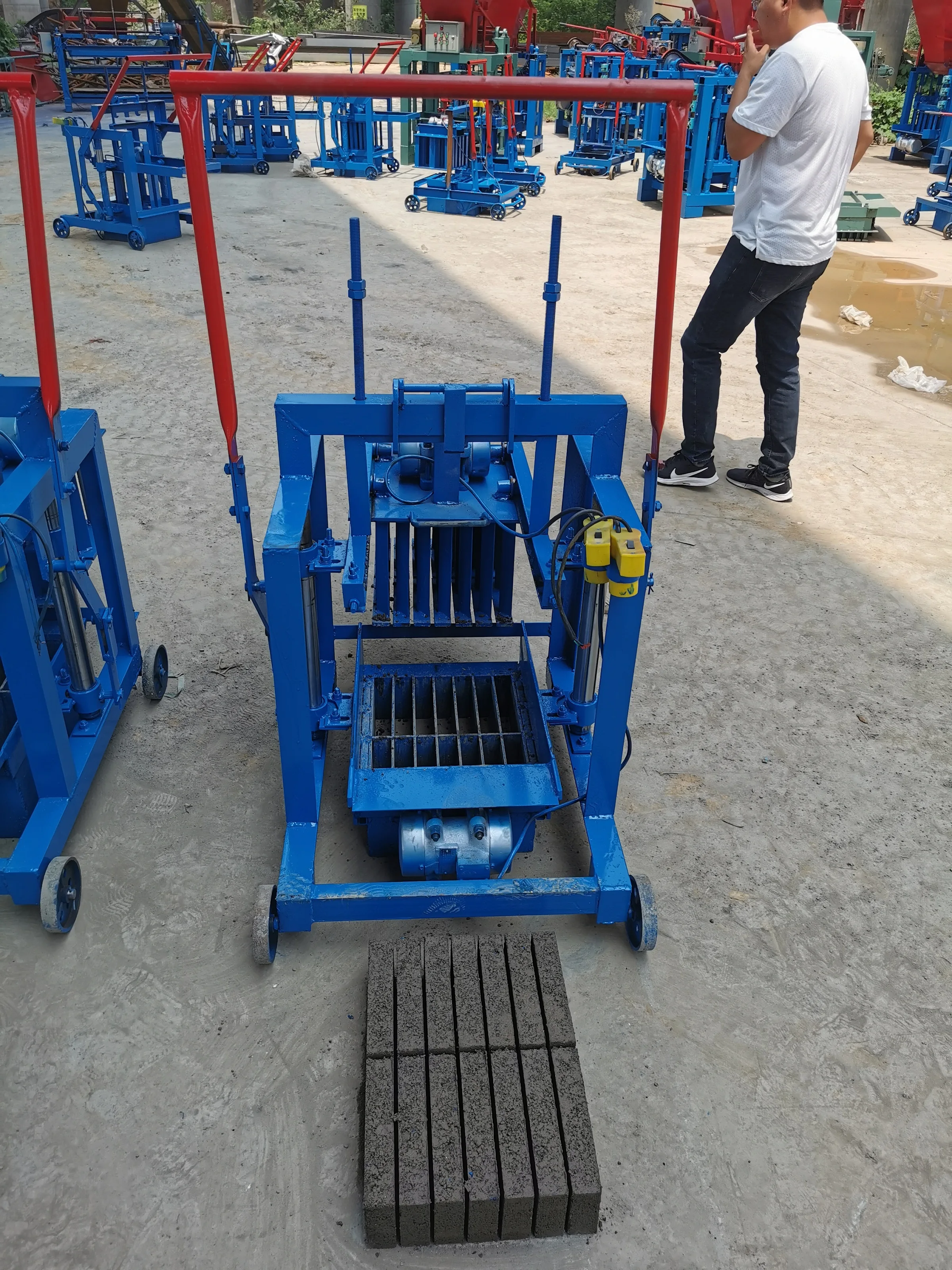 Recycled Plastic Bricks Making Machine Mobile Brick Making Machinery ...