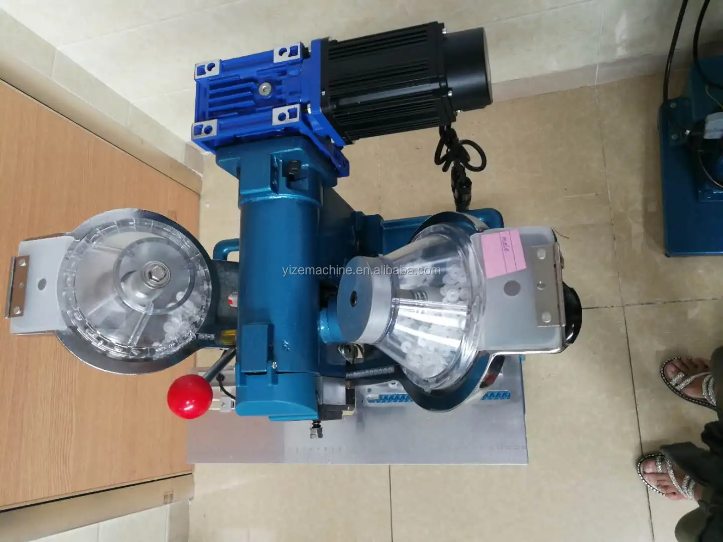 Small Automatic Face Shield Raincoat Snap Button Press Machine Metal Prong Button Riveting ...