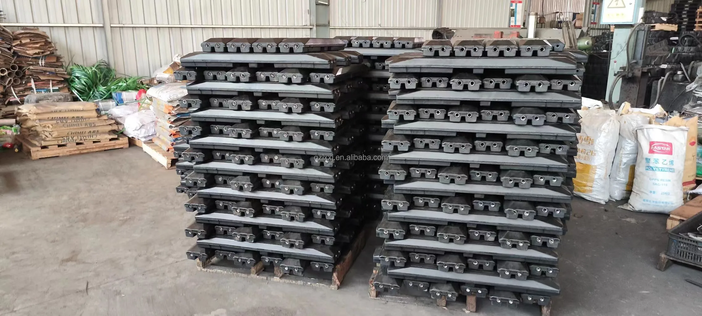 230mm 350mm 400mm 500mm Fastener Polyurethane Rubber Crawler Crane ...