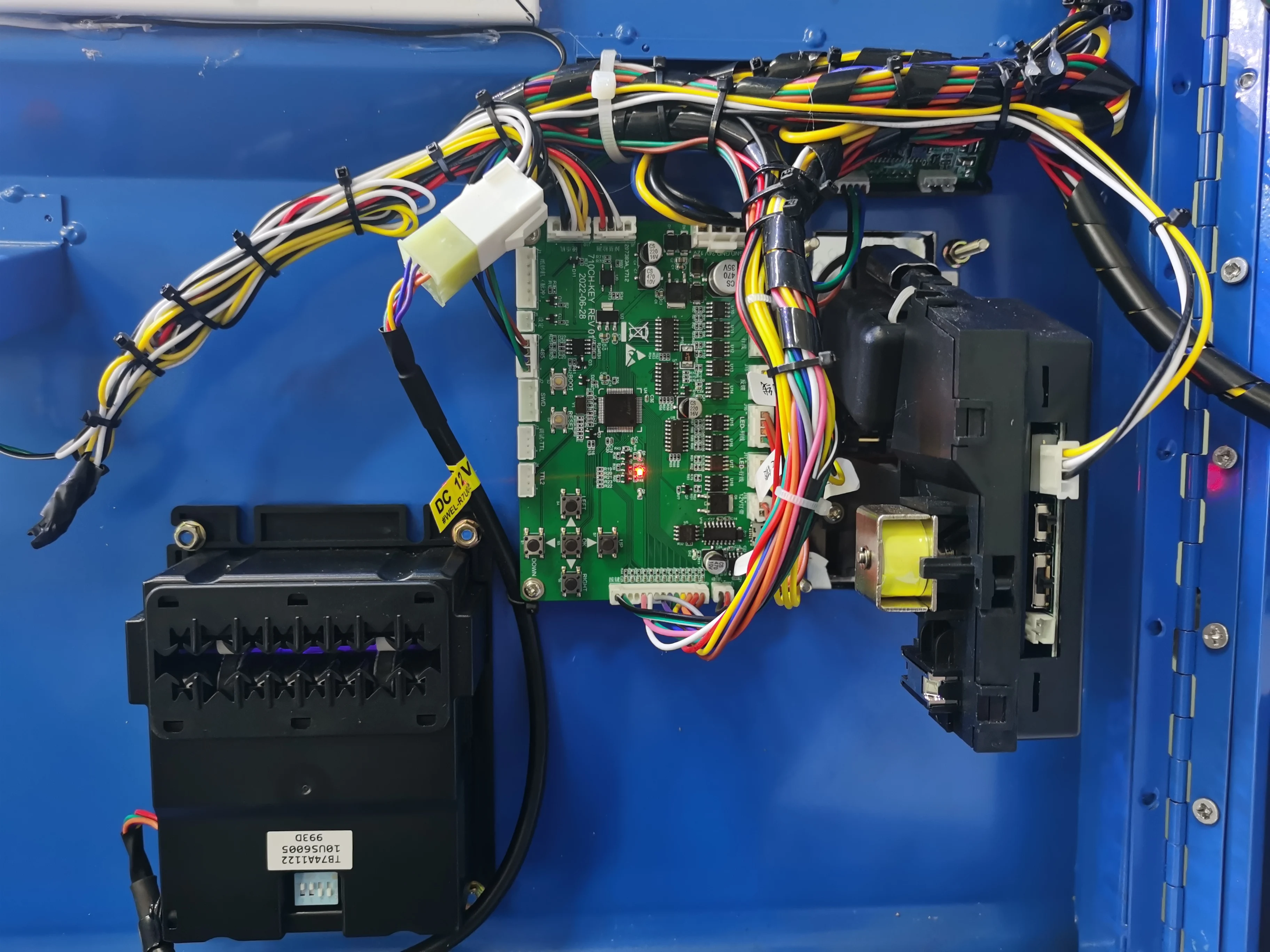 Custom Outdoor Small Smart Wall Mounted Vending Machines For Foods And ...