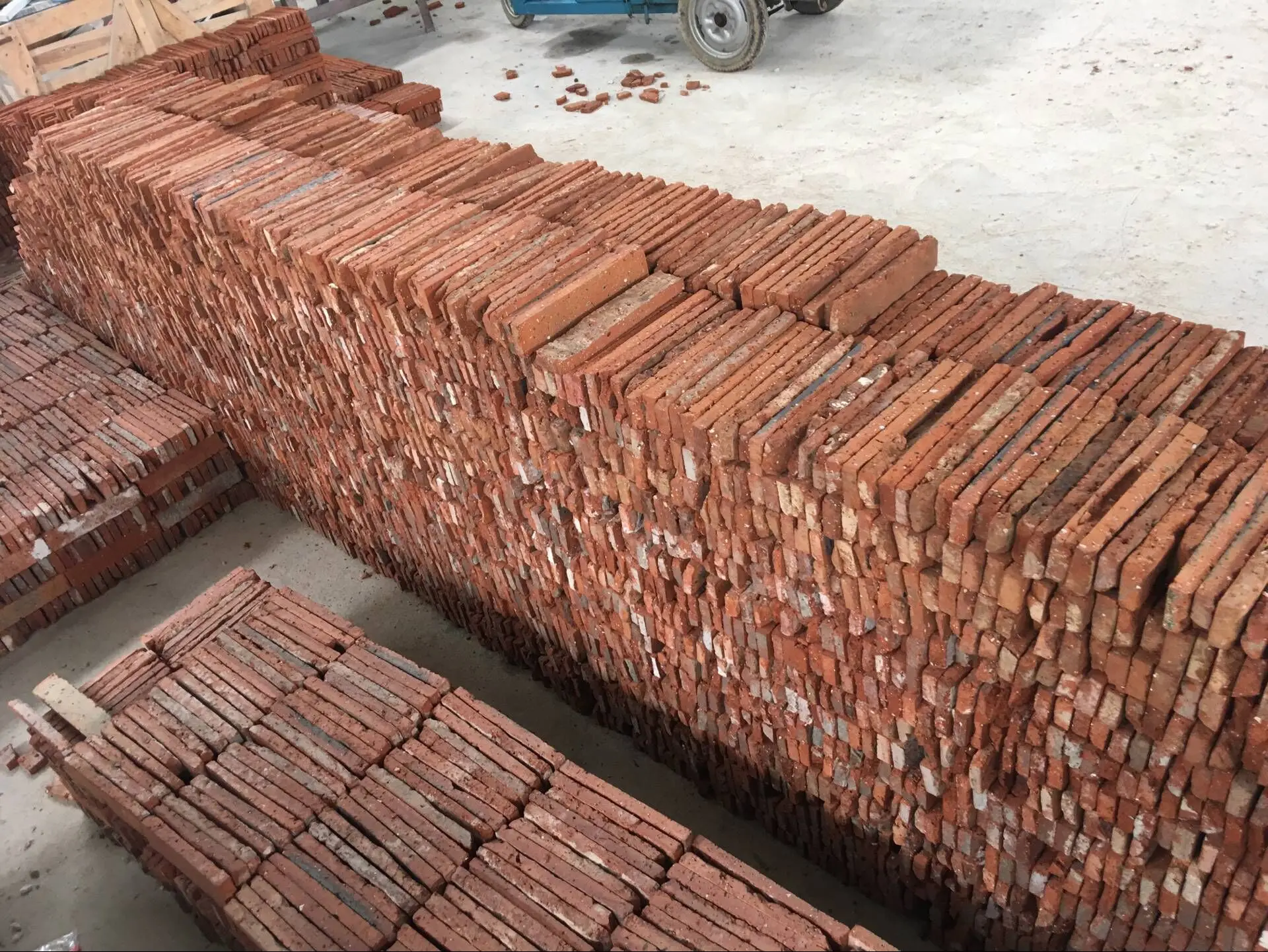 Red Thin Vintage Style Brick Veneer - Durable & Stylish