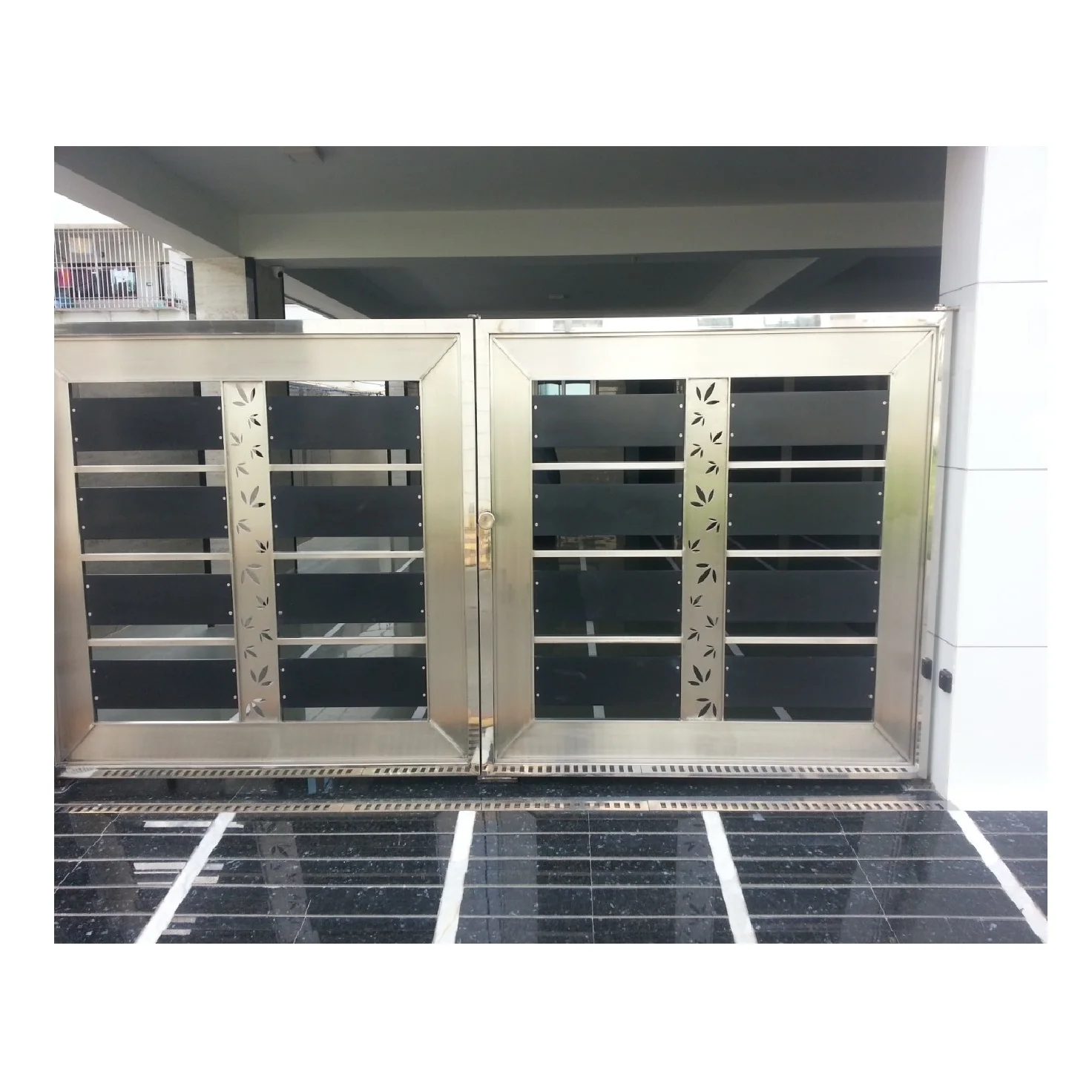 Modern Stainless Steel Entrance Gate Design