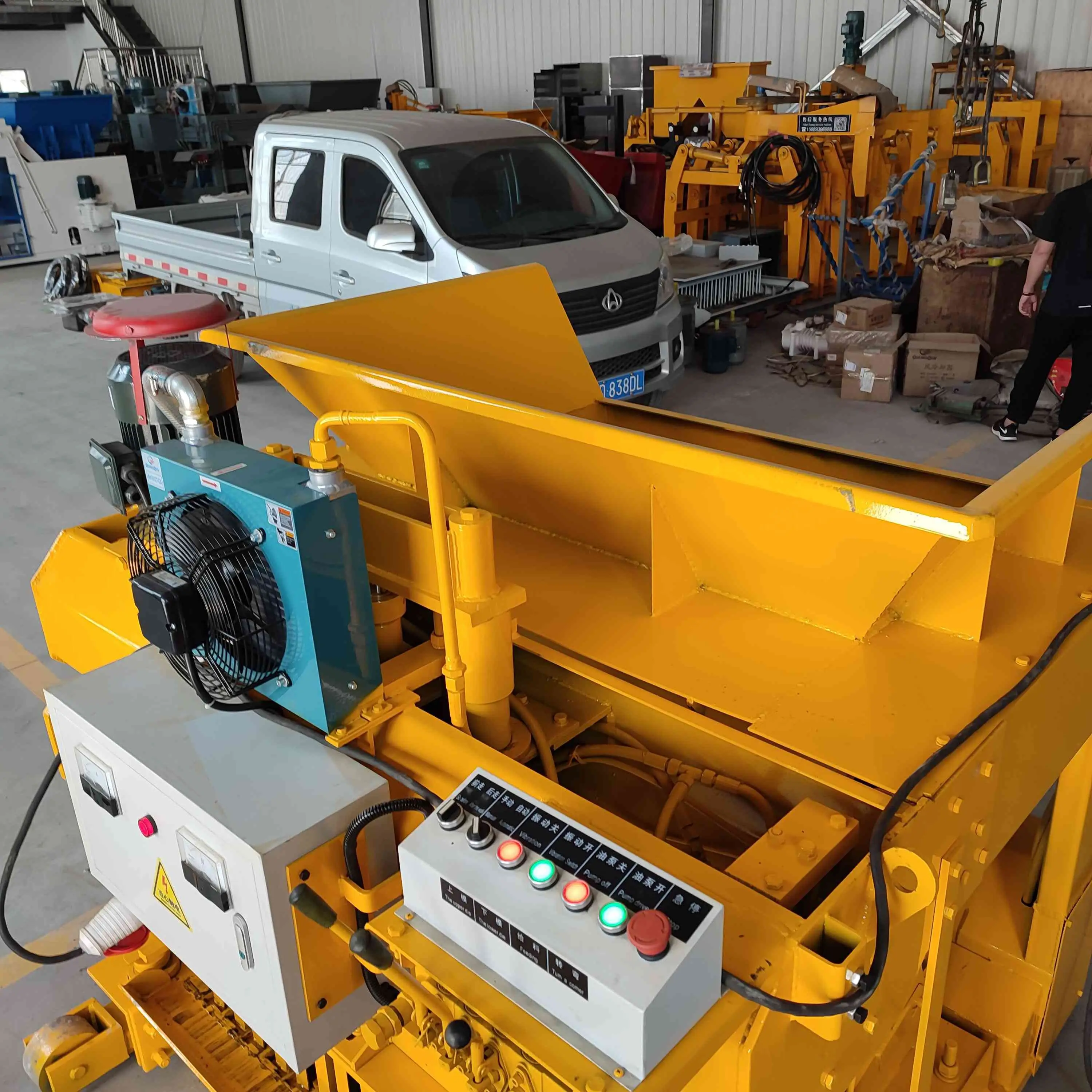 QMY6-25 Mobile Brick Making Machine - Large Space Requirement