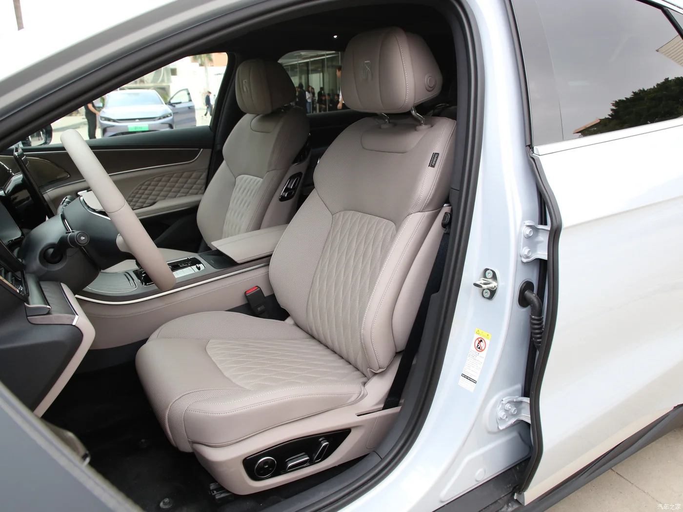 Yyc 2024 Byd Han Ev Dm-i Hybrid Plug-in / Pure Electric Car New Energy ...