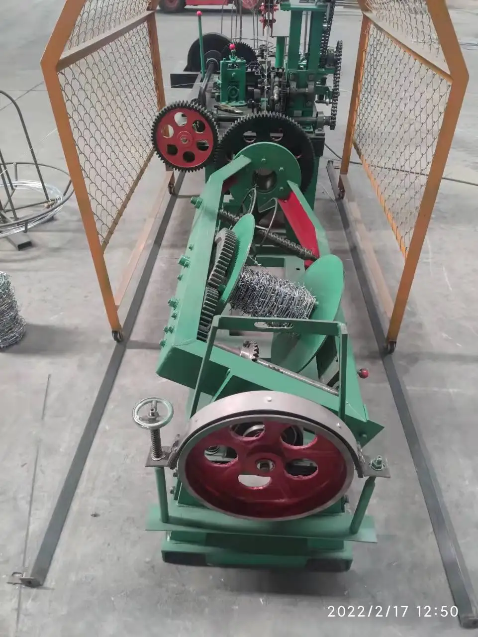 Automatic Twisted Barbed Wire Mesh Making Machine / Maquina Para Hacer ...