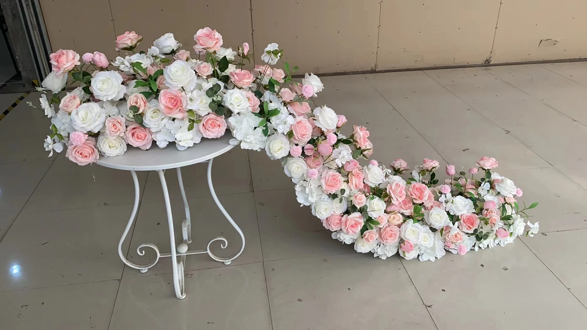 Customized Artificial Red White Flower Runners Decoration Flowers Row ...