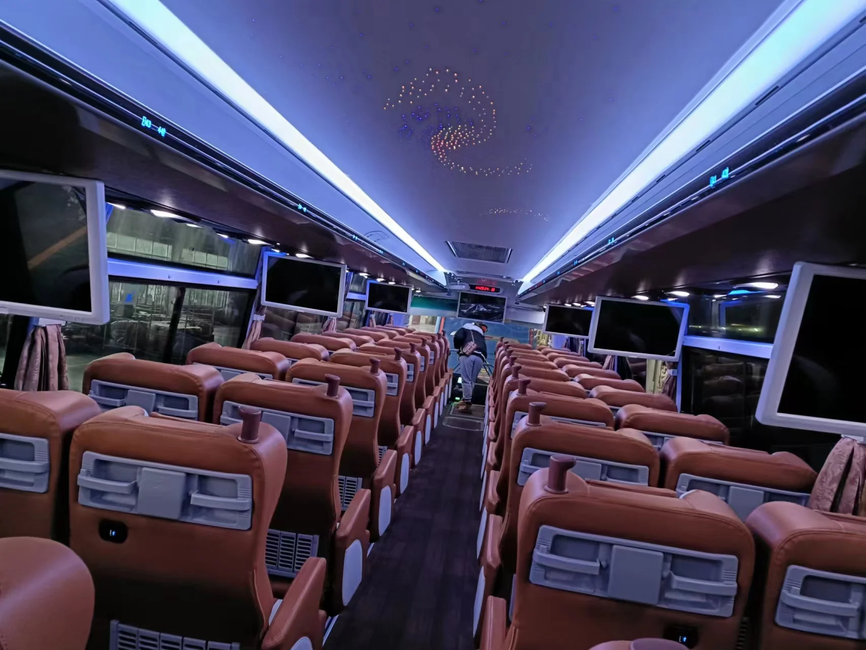 Zhongtong Luxury Coach Bus LCK6129D for Sale - 72 Seats, Euro 3 Diesel ...