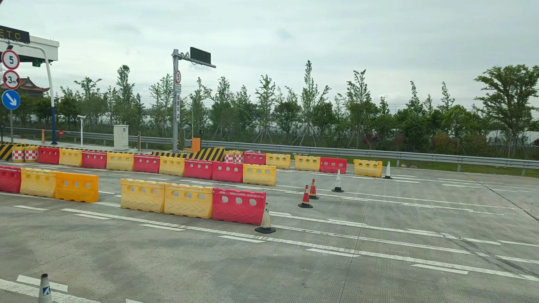 Traffic Barrier Separating Road Safety Protection Barrier Construction ...