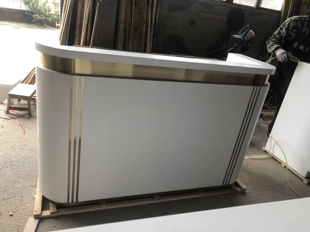 Small Standing Reception Desk pink for Boutiques Reception Cashier ...
