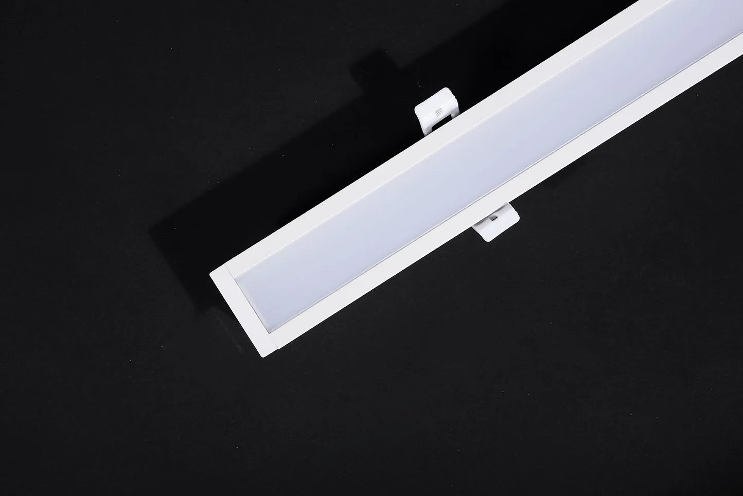 RL043530-150 LED Tube Lights Modern Design High Brightness Aluminium ...