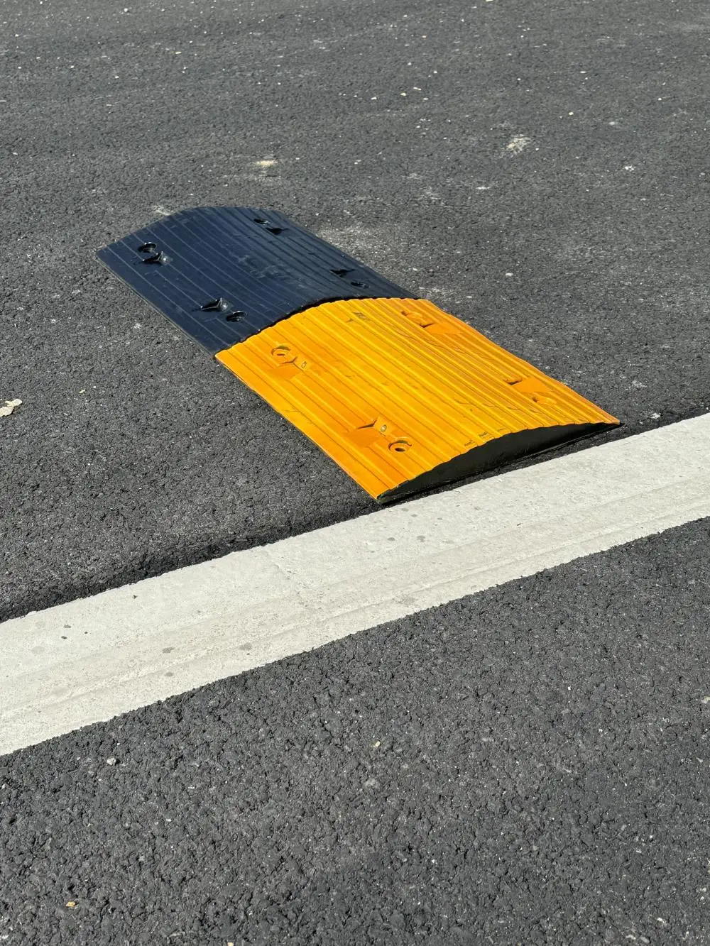 Highway Road Safety Hump Strip Traffic Calming Road Speed Bump Rubber ...