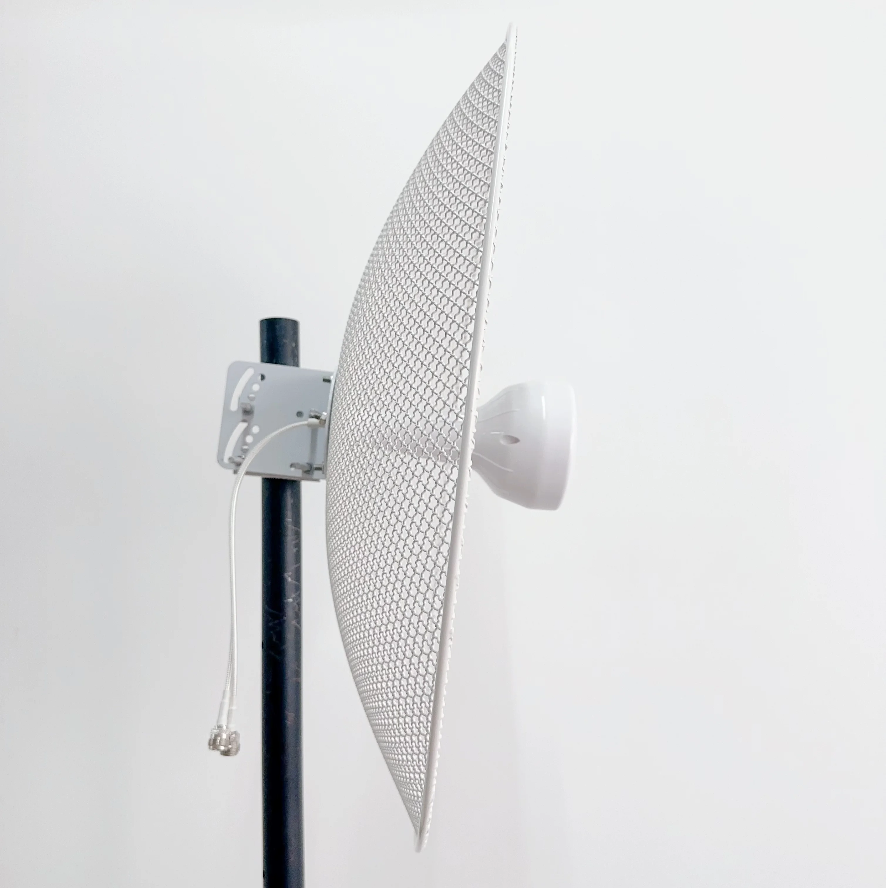 High-efficiency 4G/5G Hyperbolic Dish Antenna for Base Stations