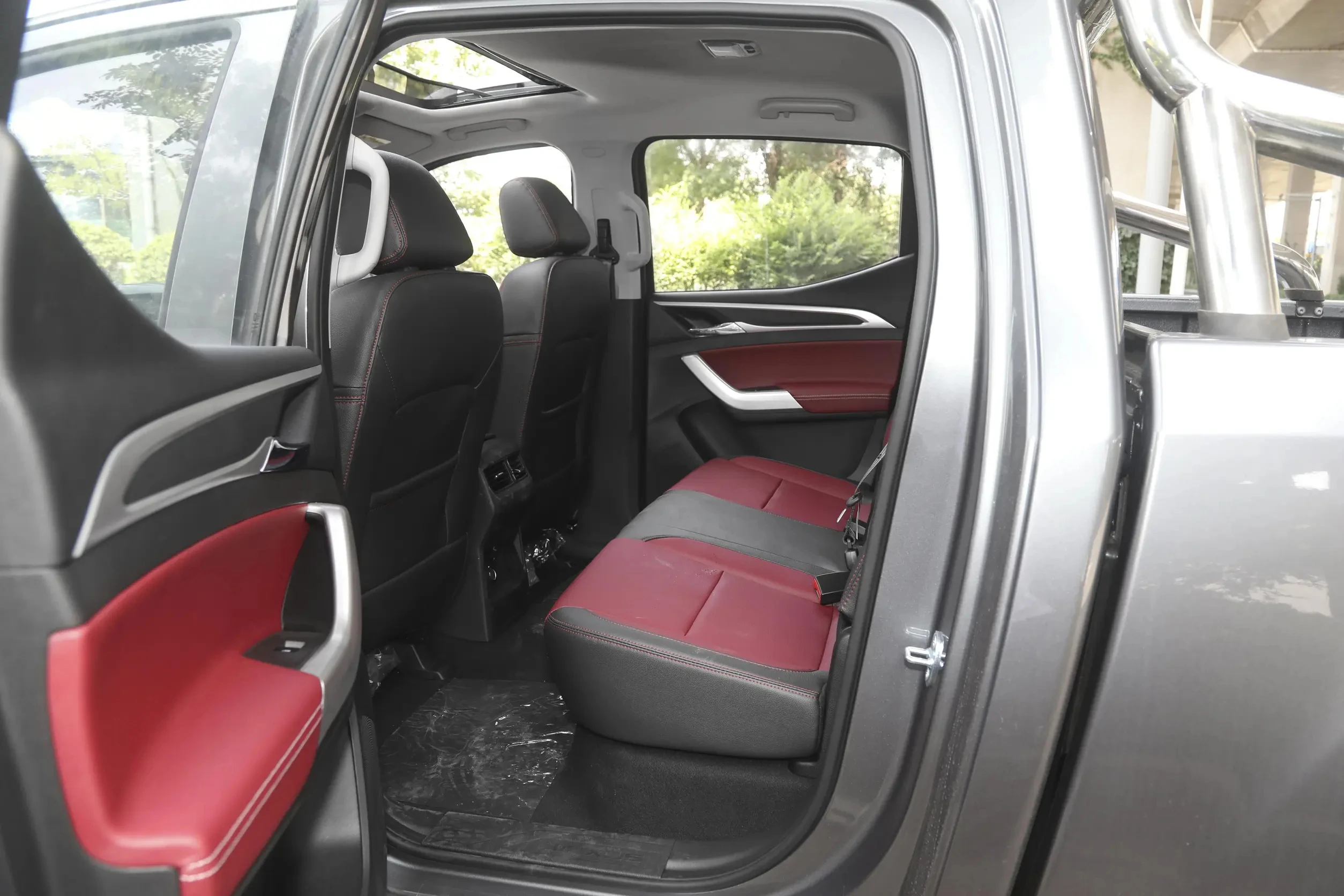 SAIC Maxus T70 Diesel Pickup Truck - Reliable Utility Vehicle