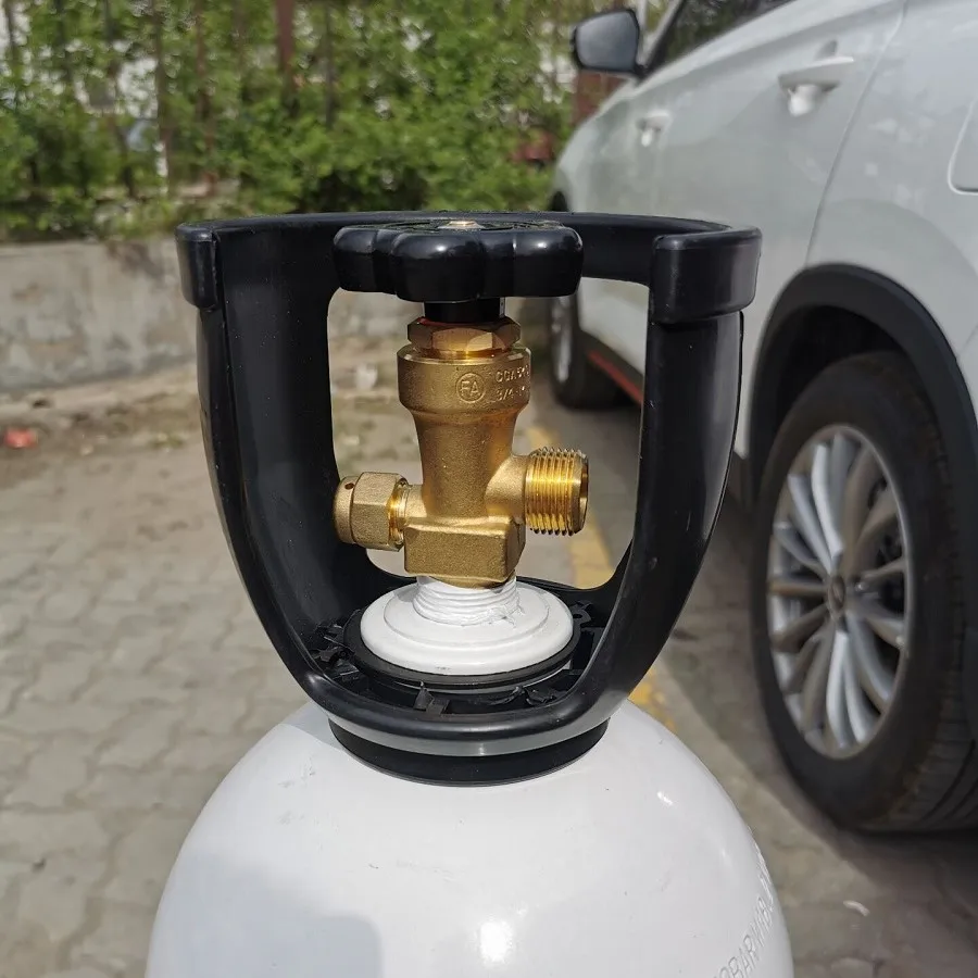 China Supplier Industrial Oxygen Cylinder Vertical Valve Protective Cap ...