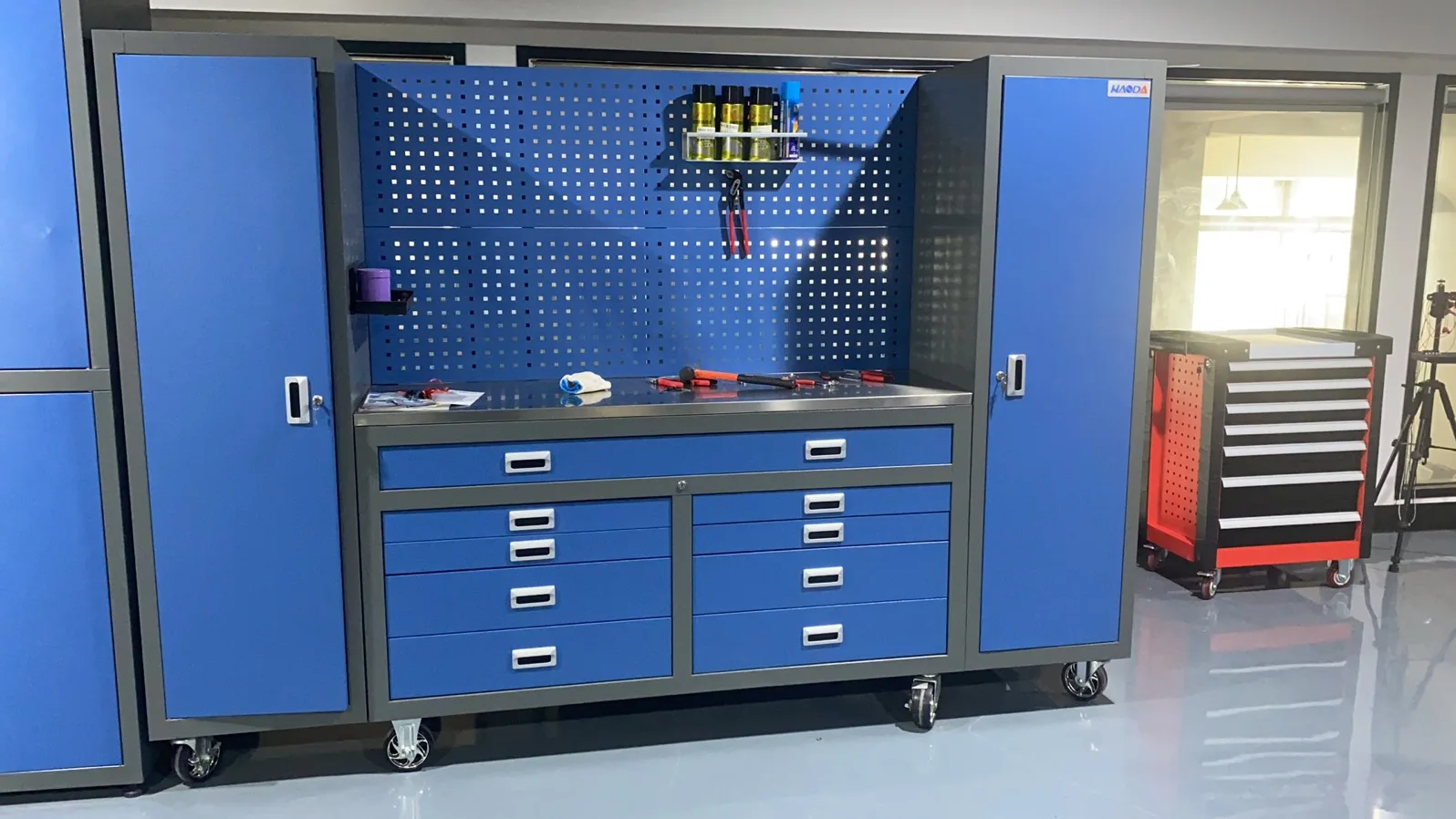 Heavy Duty Mobile Workstation - Ideal for Tool Storage
