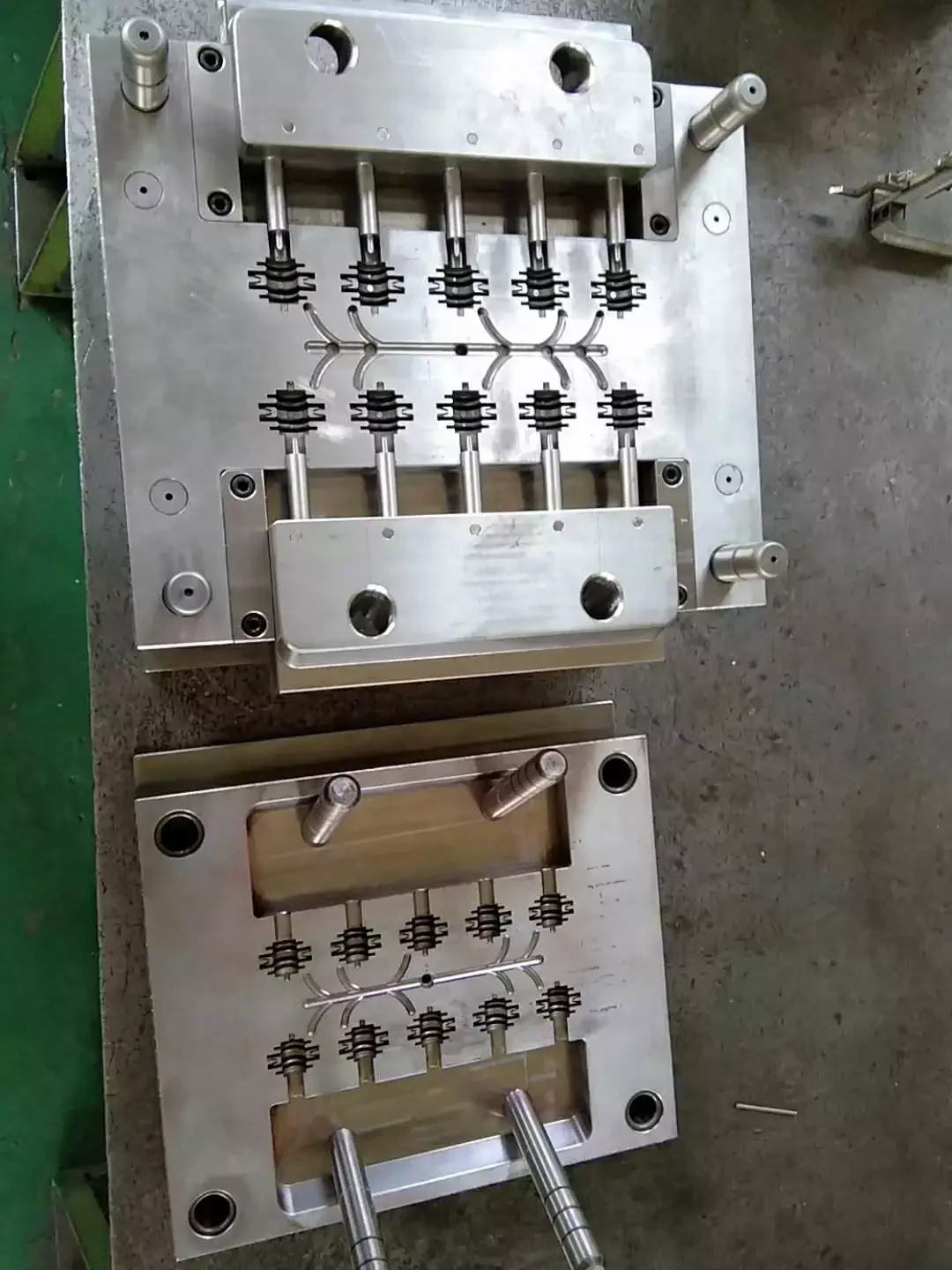 Custom Mold Plastic Injection Molding Service by Rongde