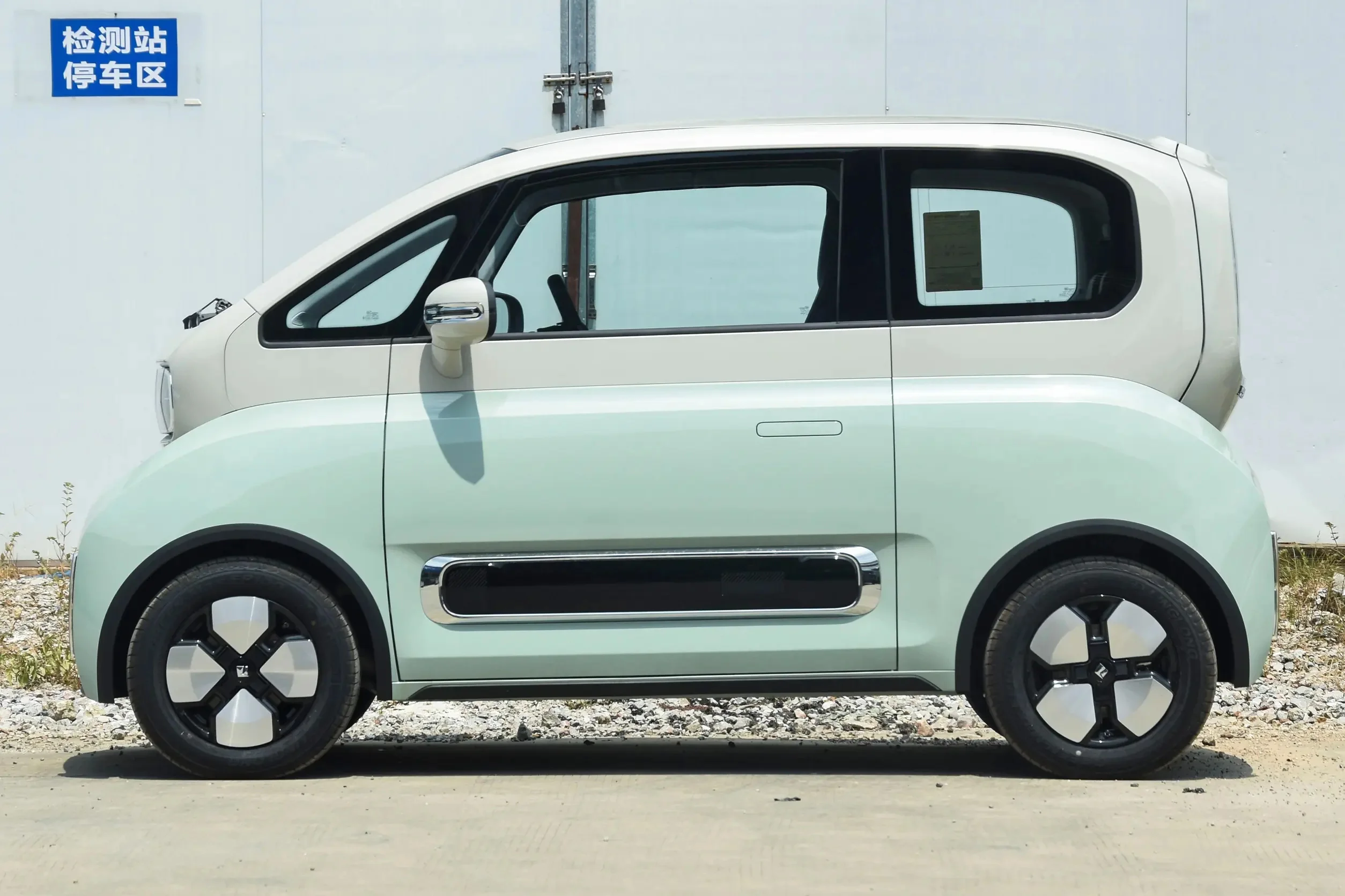 2024 Wuling MINI EV Car Baojun KIWI EV - 305KM Range