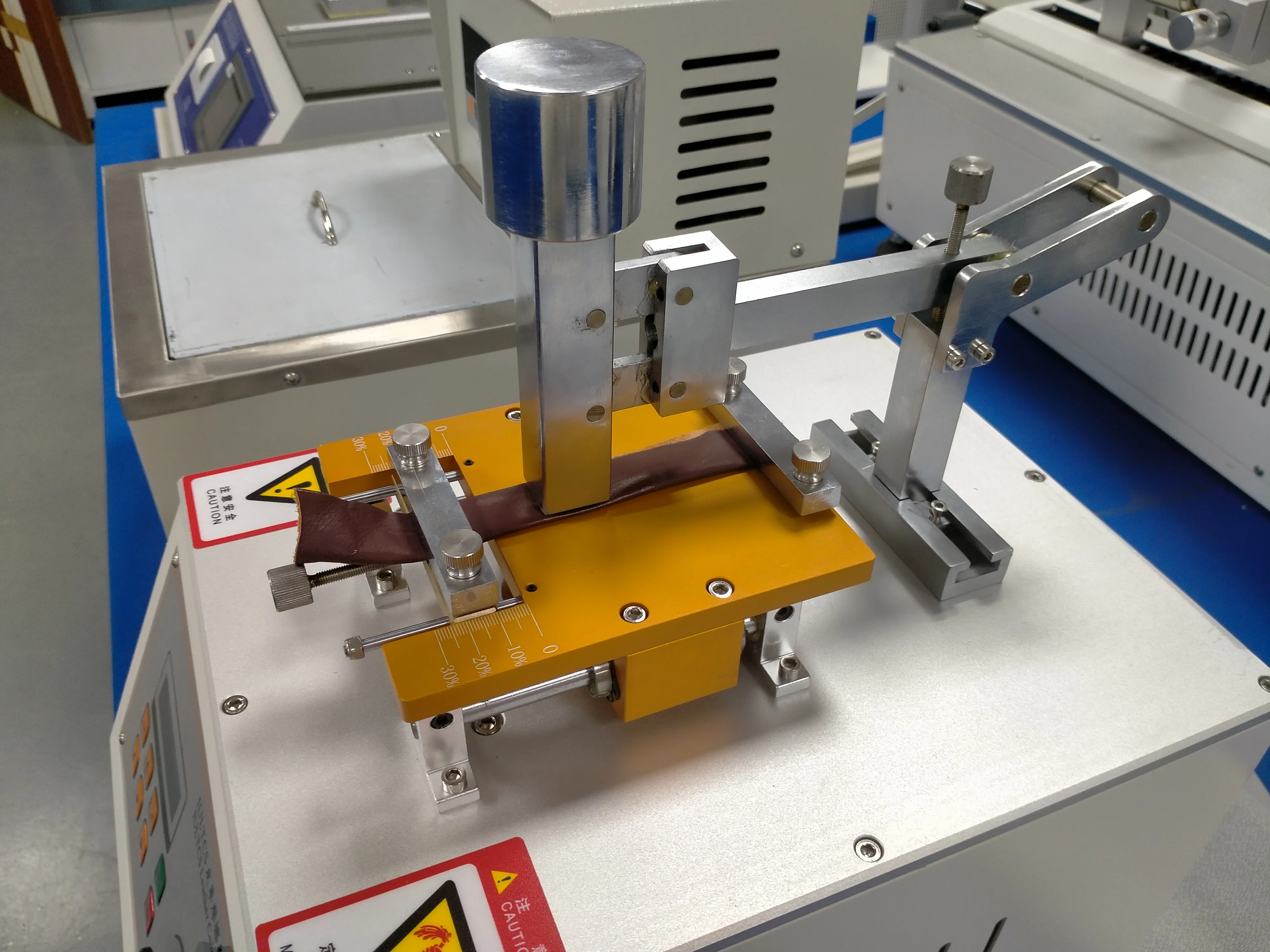 ISO 11640 IULTCS Rubbing Leather Color Fastness Test Machine