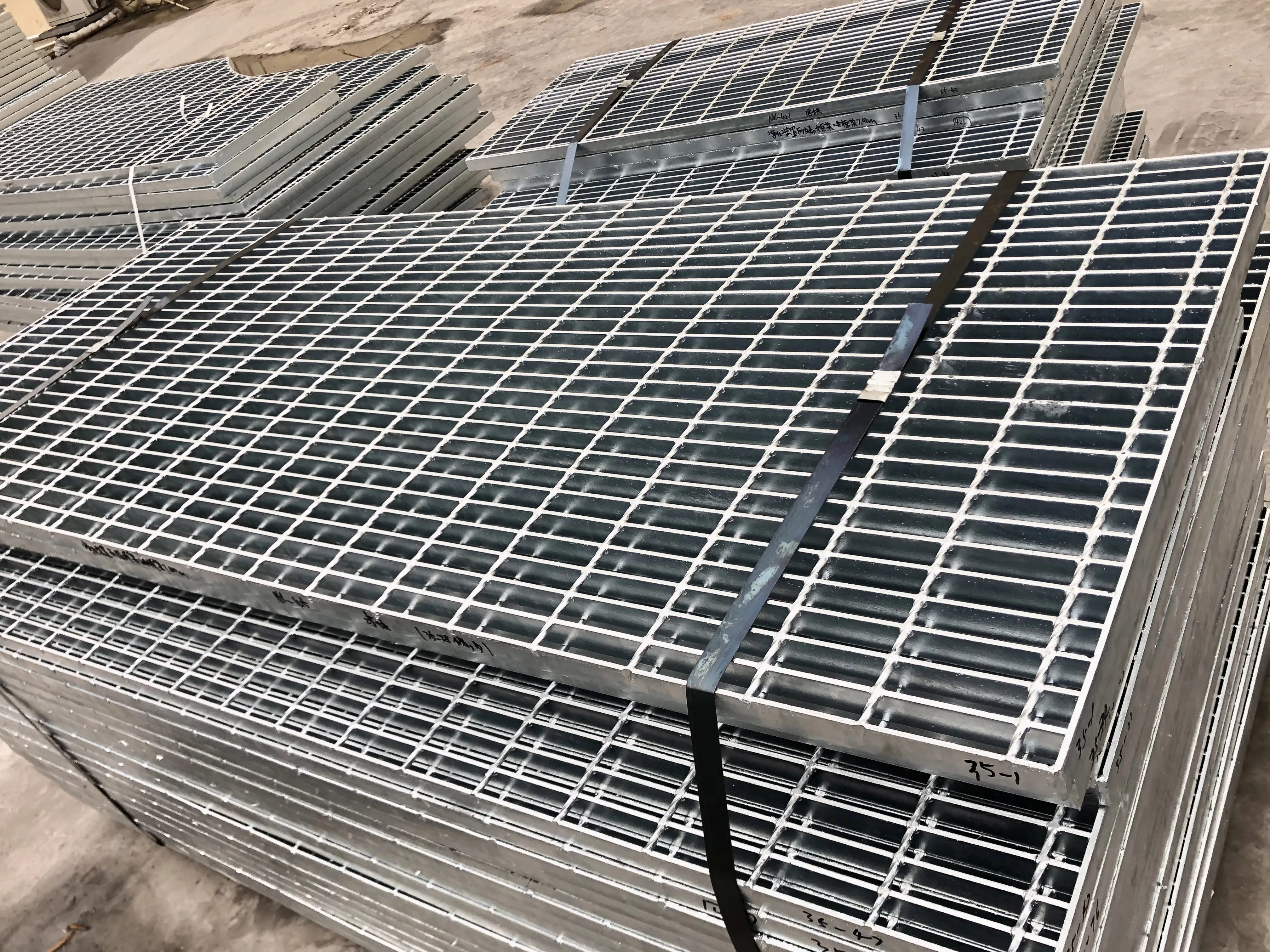 Welded Steel Grating Stair Tread Rejilla De Acero Hot Dip Galvanized ...