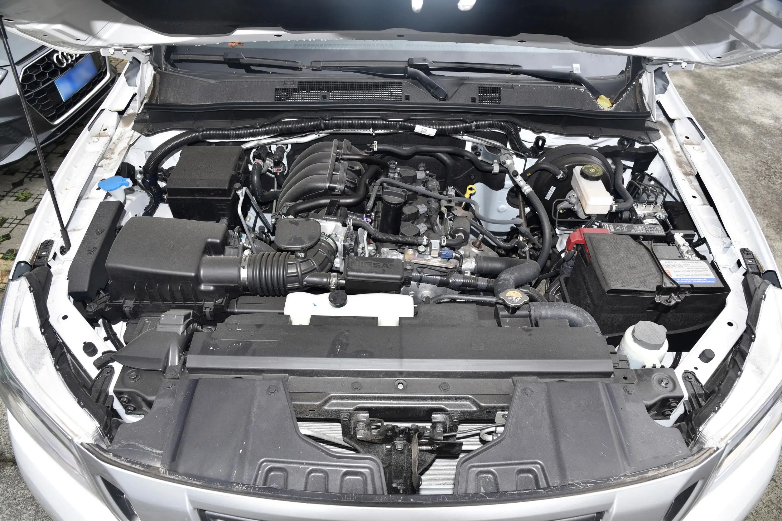 Hot Sale Toyota Hilux Diesel Pickup Truck 4x4 Nissan Navara D40 Used ...