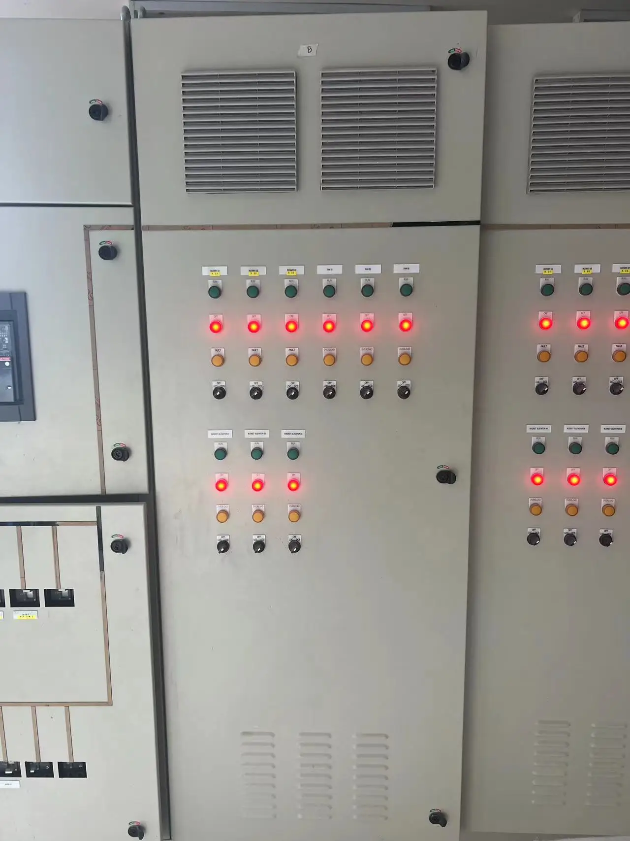 Three Phase Low Voltage Electrical Power and Motor Control Center MCC ...