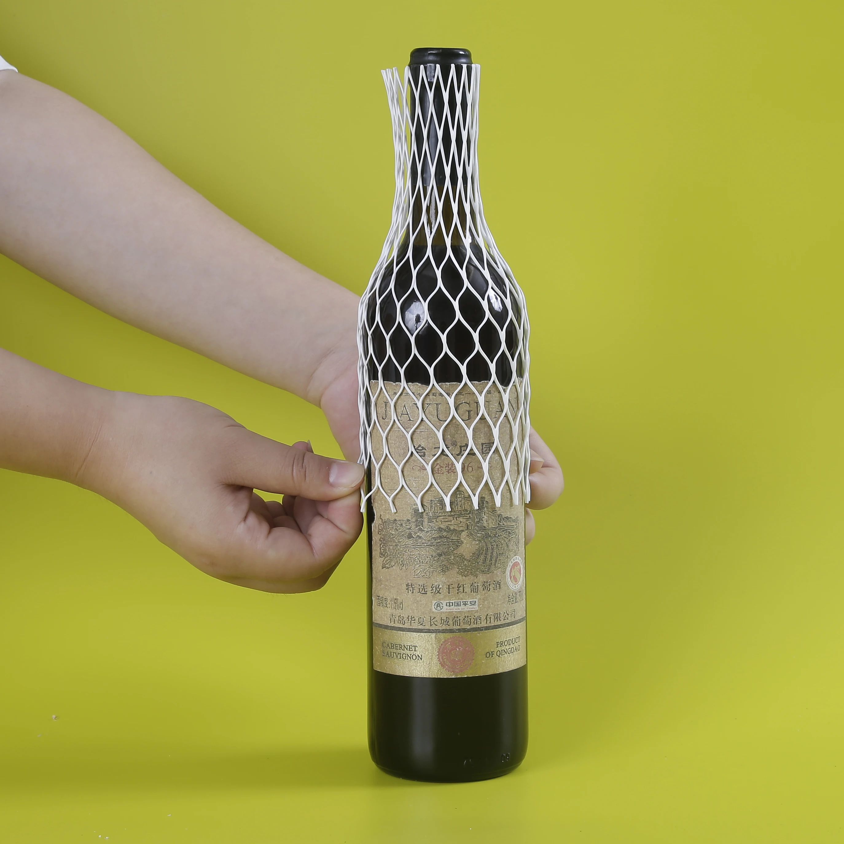 The factory produces plastic net sleeves, red wine bottle net covers ...