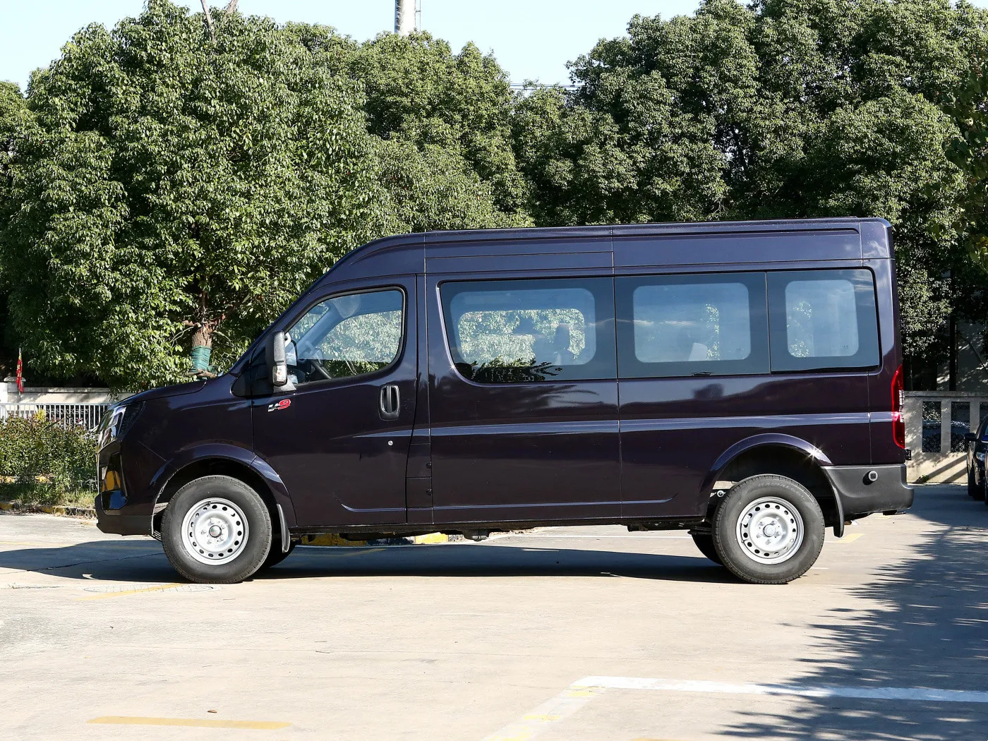 New Design Dongfeng Diesel Van Bus 15 Seats Passenger Cargo Van Mini ...