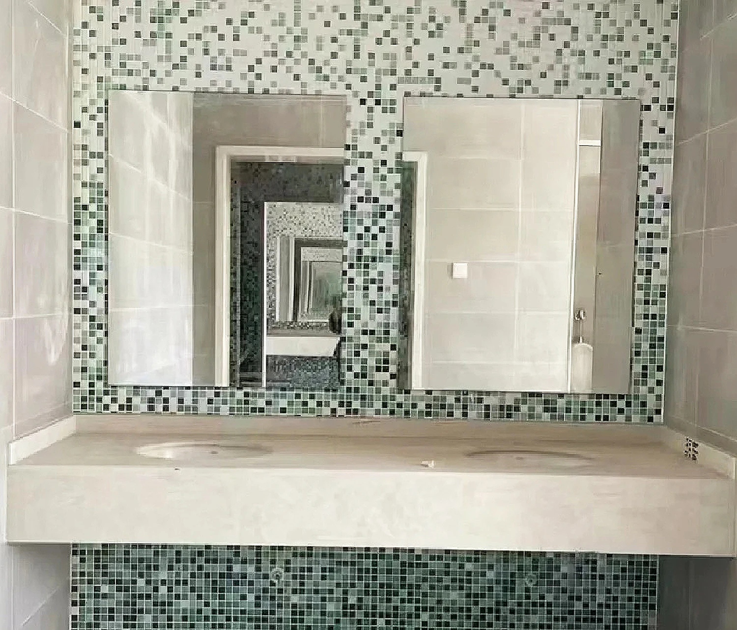 Custom Green Glitter Glass Swimming Pool Gradient Tile