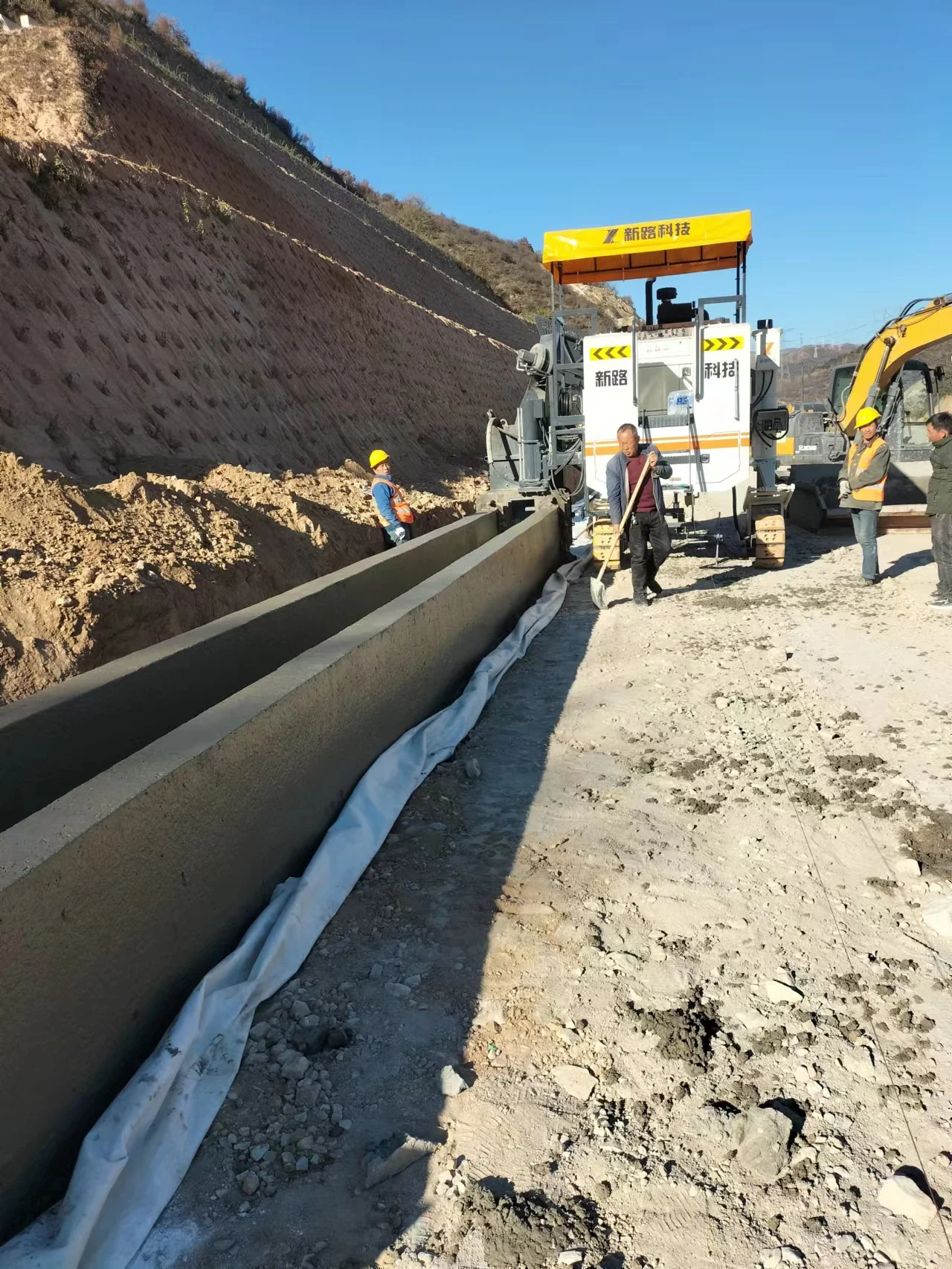 Official Slipform Paver Nc1600 Road Concrete Curb Paver Kerb Machine ...