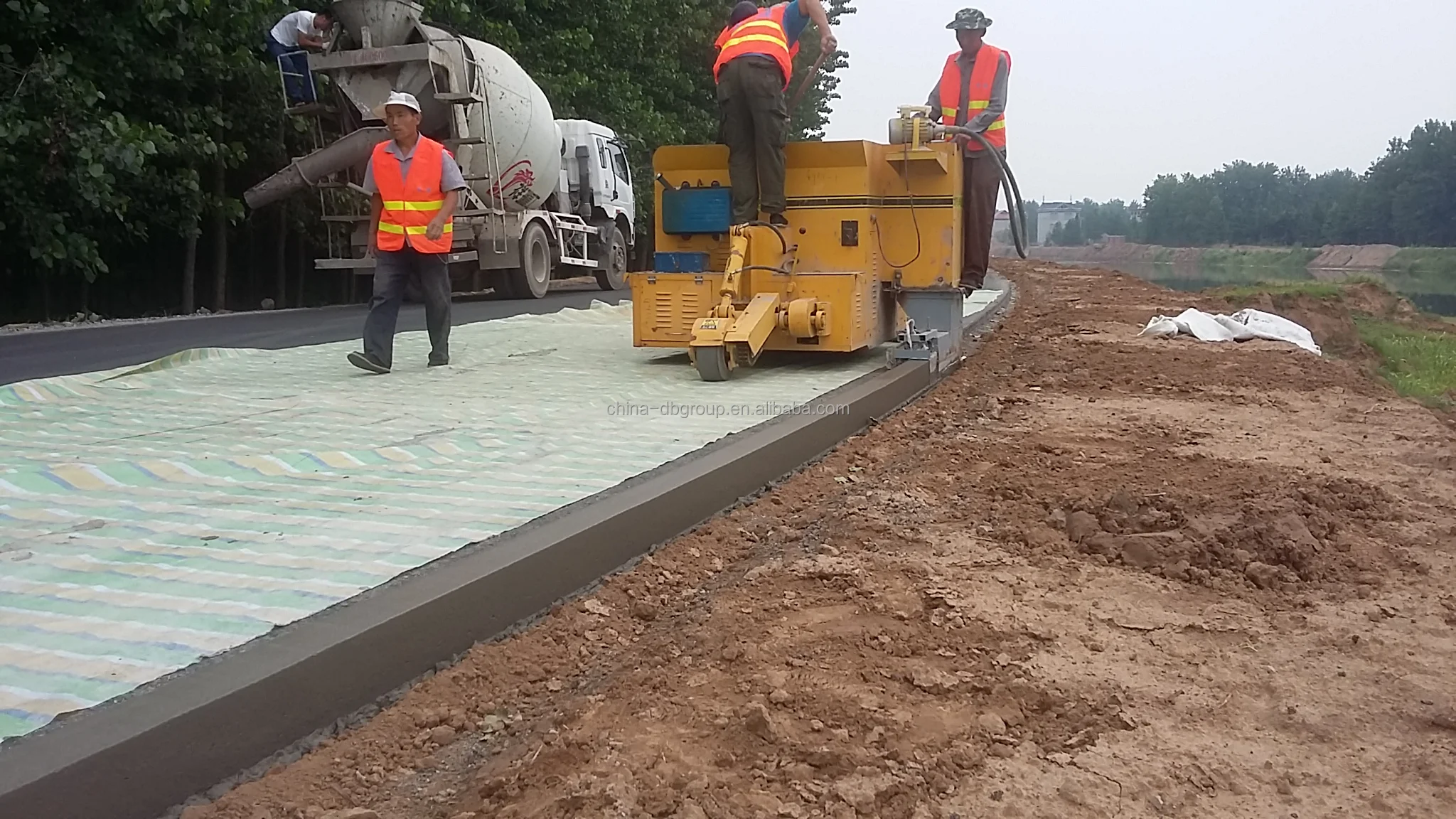Concrete Paver Machine - Efficient Curb and Gutter Solutions