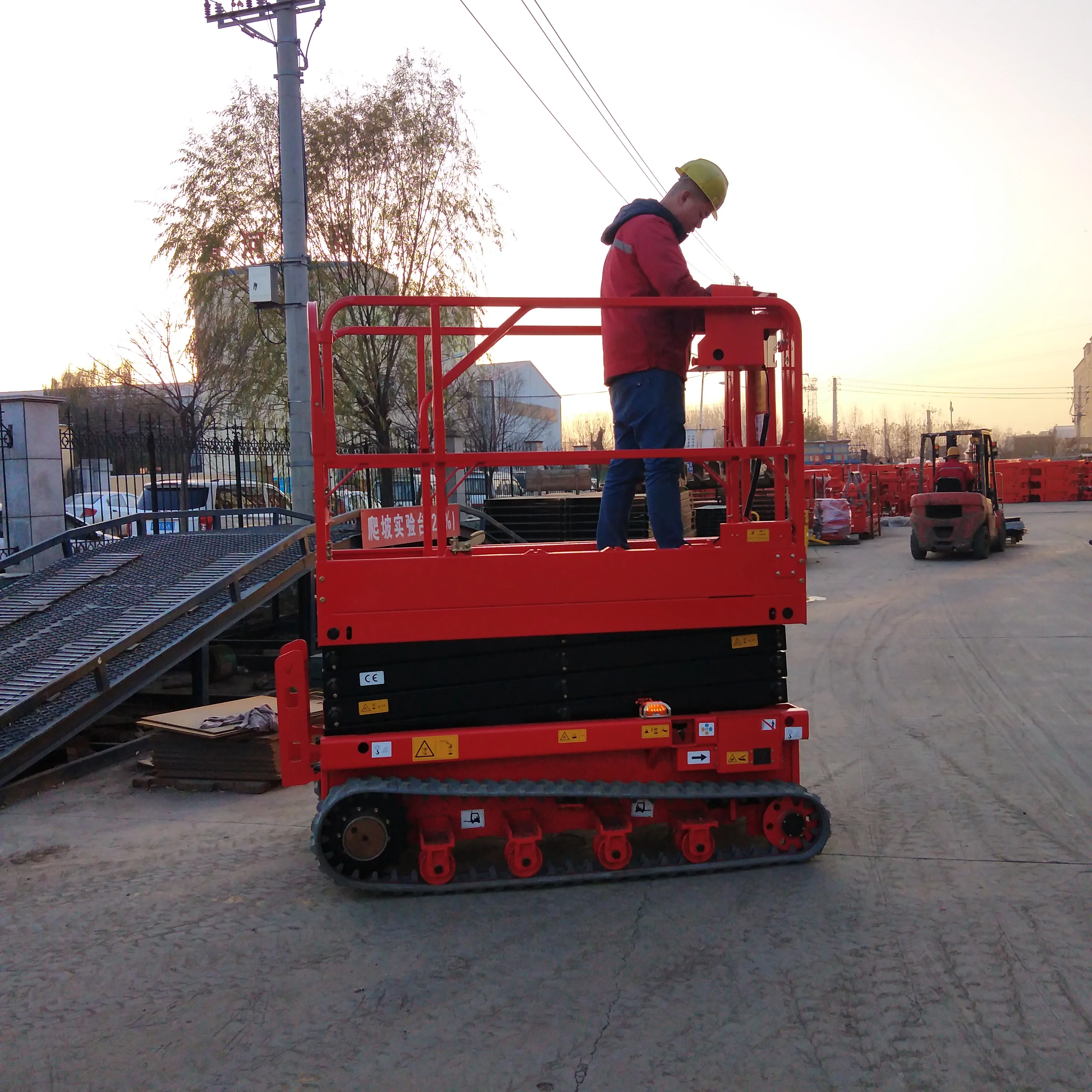 Aerial Man Lift Scissor Lifting Platform Small Crawler Tracked Scissor ...