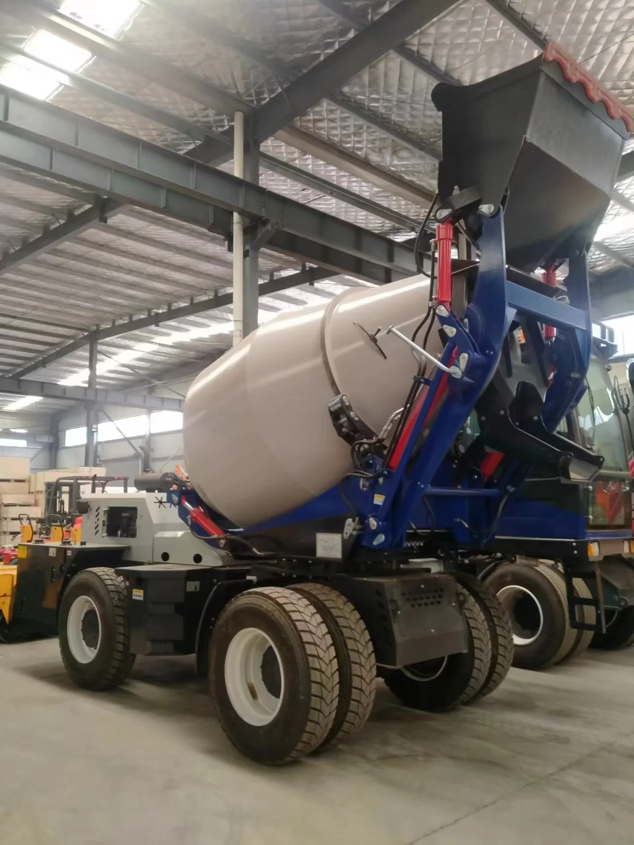 3.5 Cubic Meters Automatic Loading Self Feeding Concrete Mixer In ...