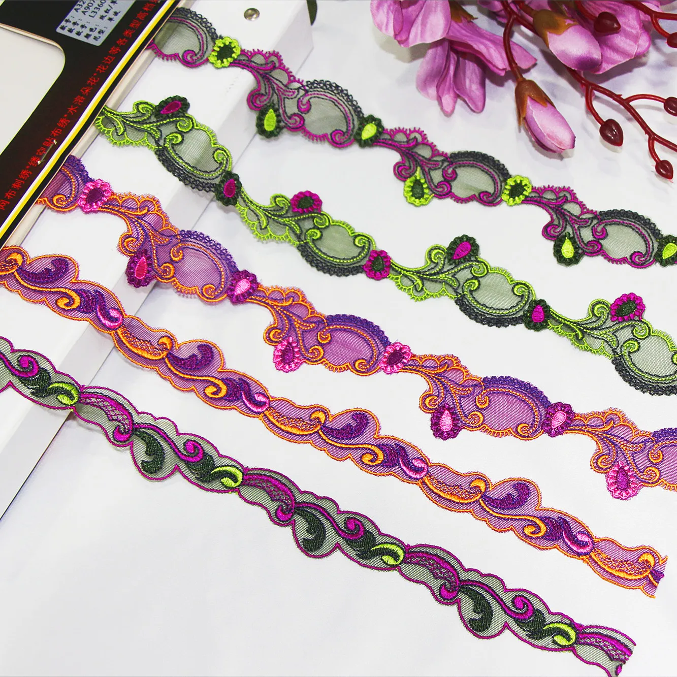 Dynamic Narrow Border Lace Embroidery for Women's Garments
