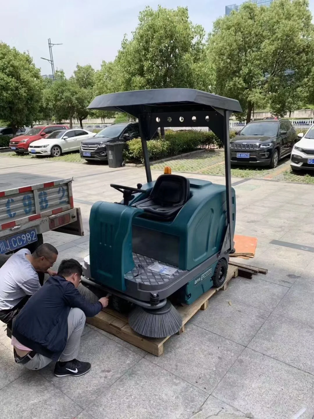 China Industrial Automatic Floor Sweeper Electric Sidewalk Sweeper ...