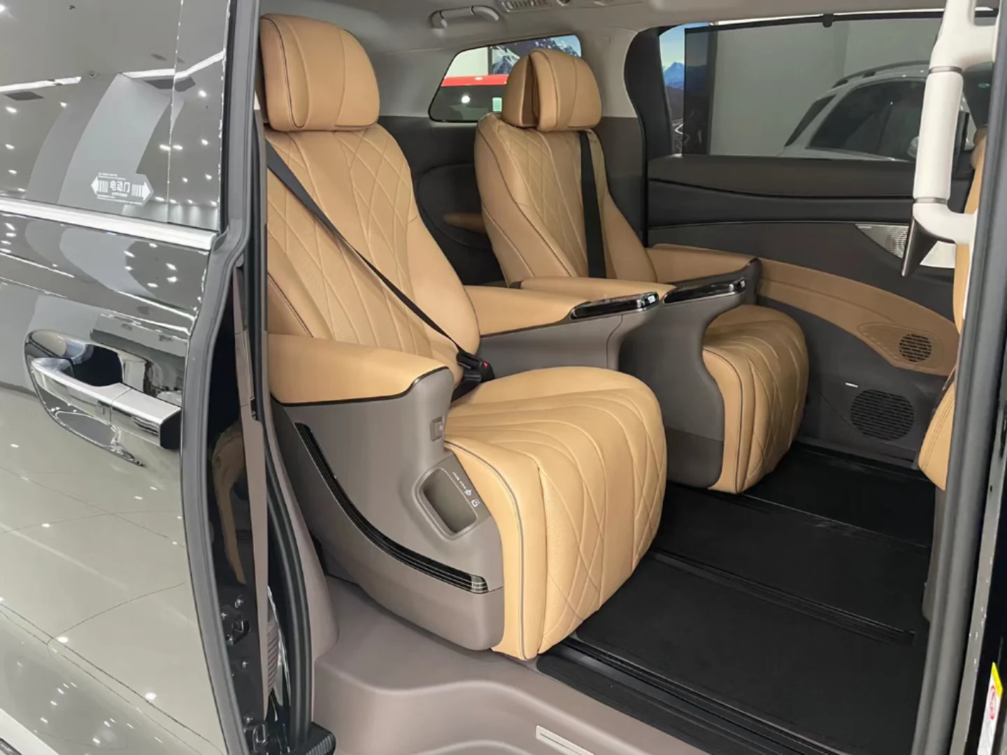7 Seater Electric Car - BYD DENZA D9 Dm-I 2023 MPV