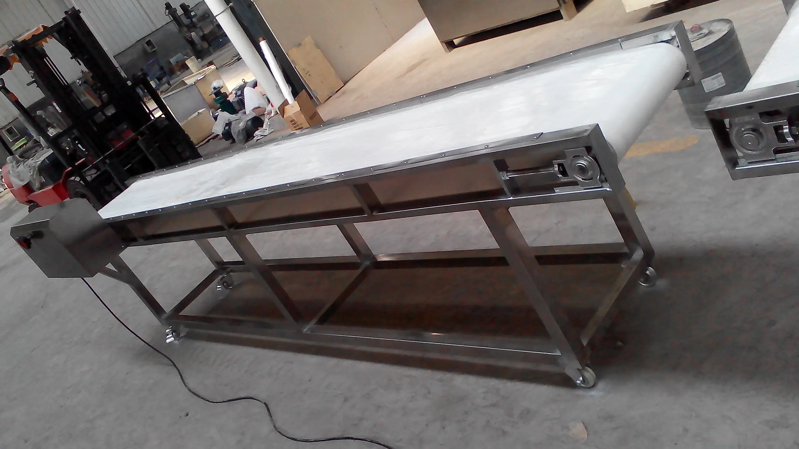 Small Conveyor Belt Injection Molding Machine Material Sorting Assembly ...