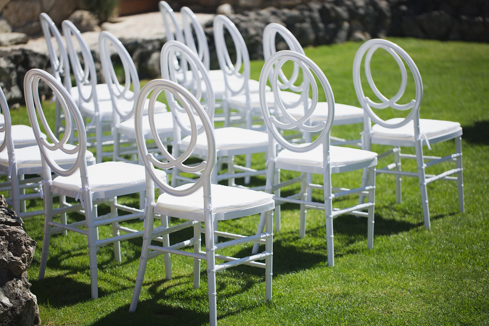 White Stackable Plastic PP Chairs Hotel Chivari Chairs Events Wedding ...