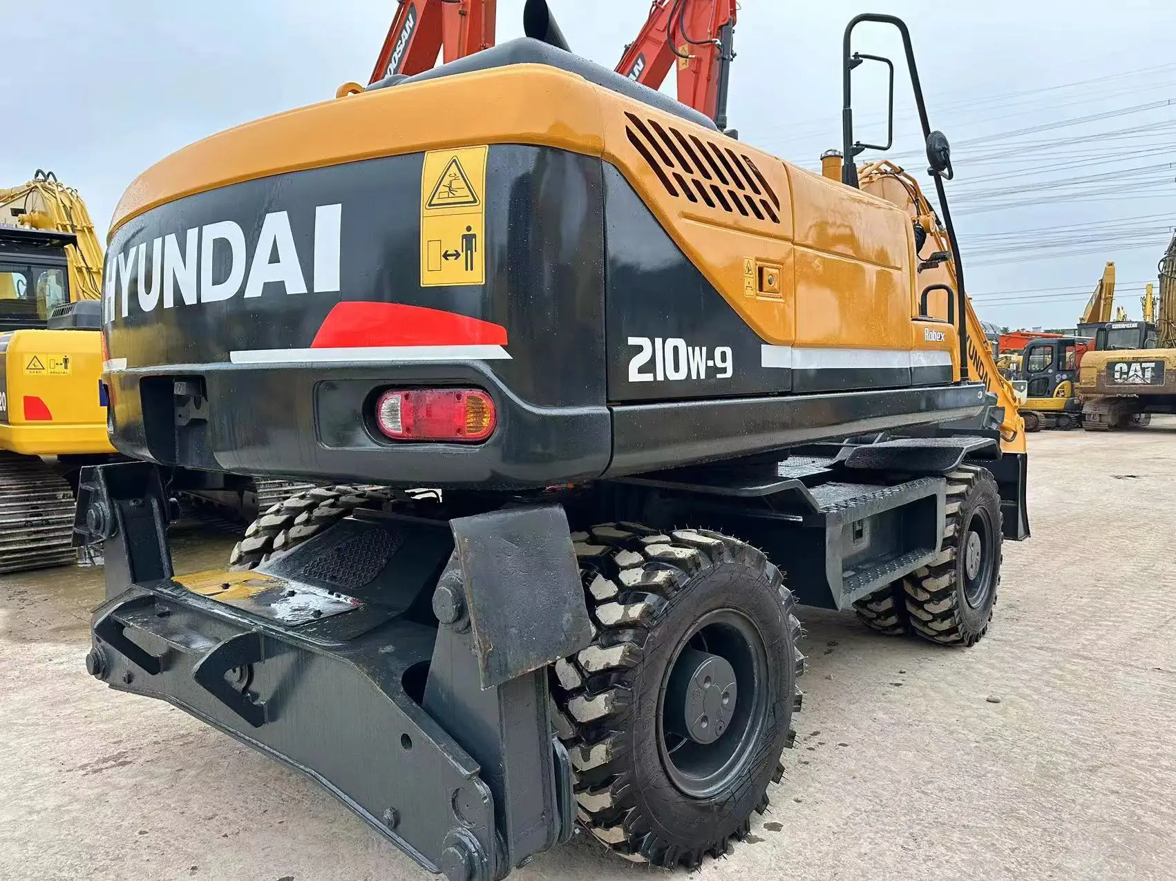 Alibaba.com: Hyundai 210-7S/220-9S wheel excavator in stock; CE, BV ...