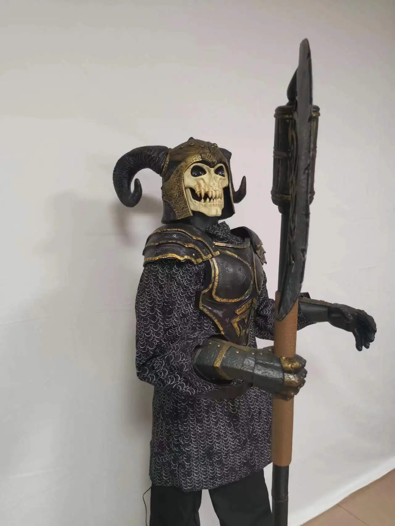 Halloween Animated Axe Armored Horned Skeleton Decoration Haunted House ...