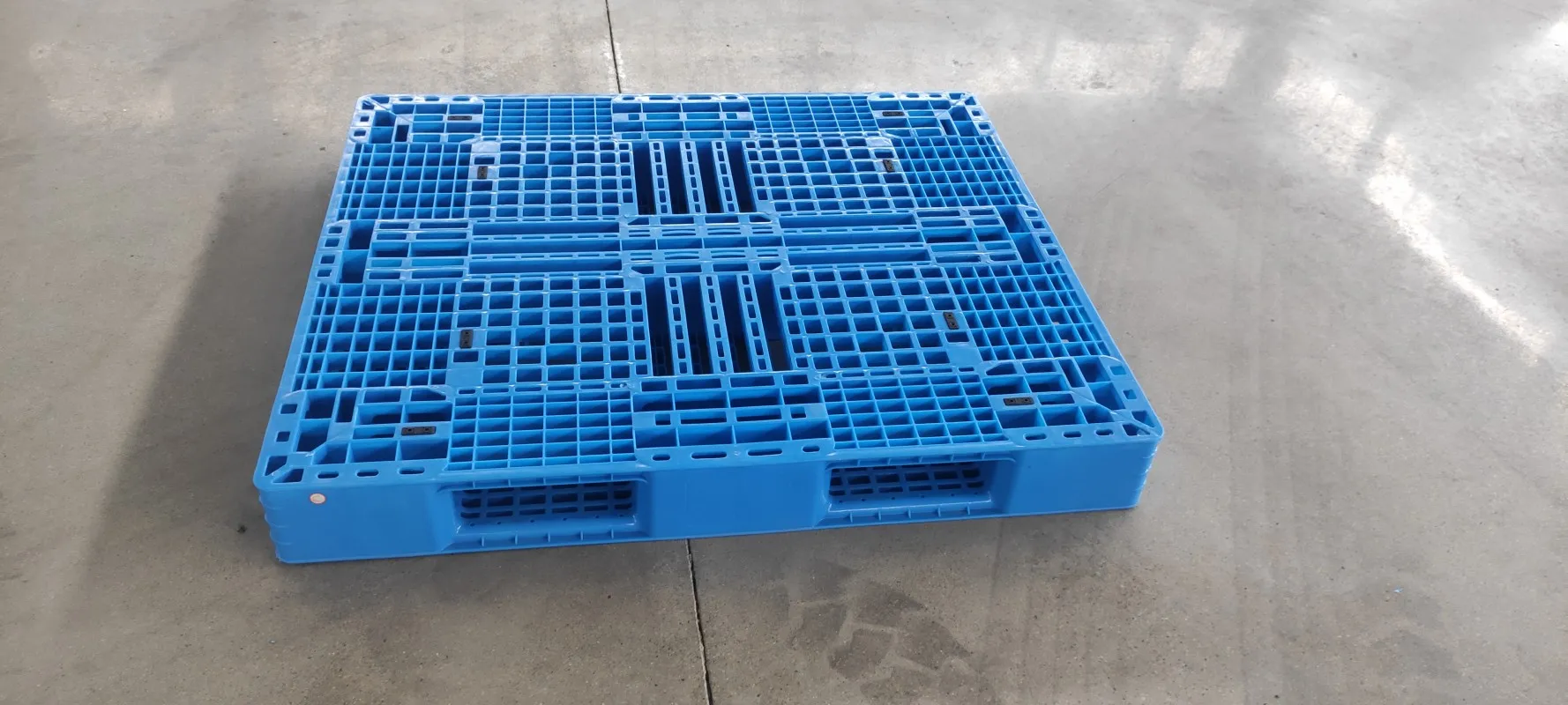 Lingyue Heavy-Duty Plastic Pallets 1000x1000mm Hdpe Plastic 4-Way Entry ...