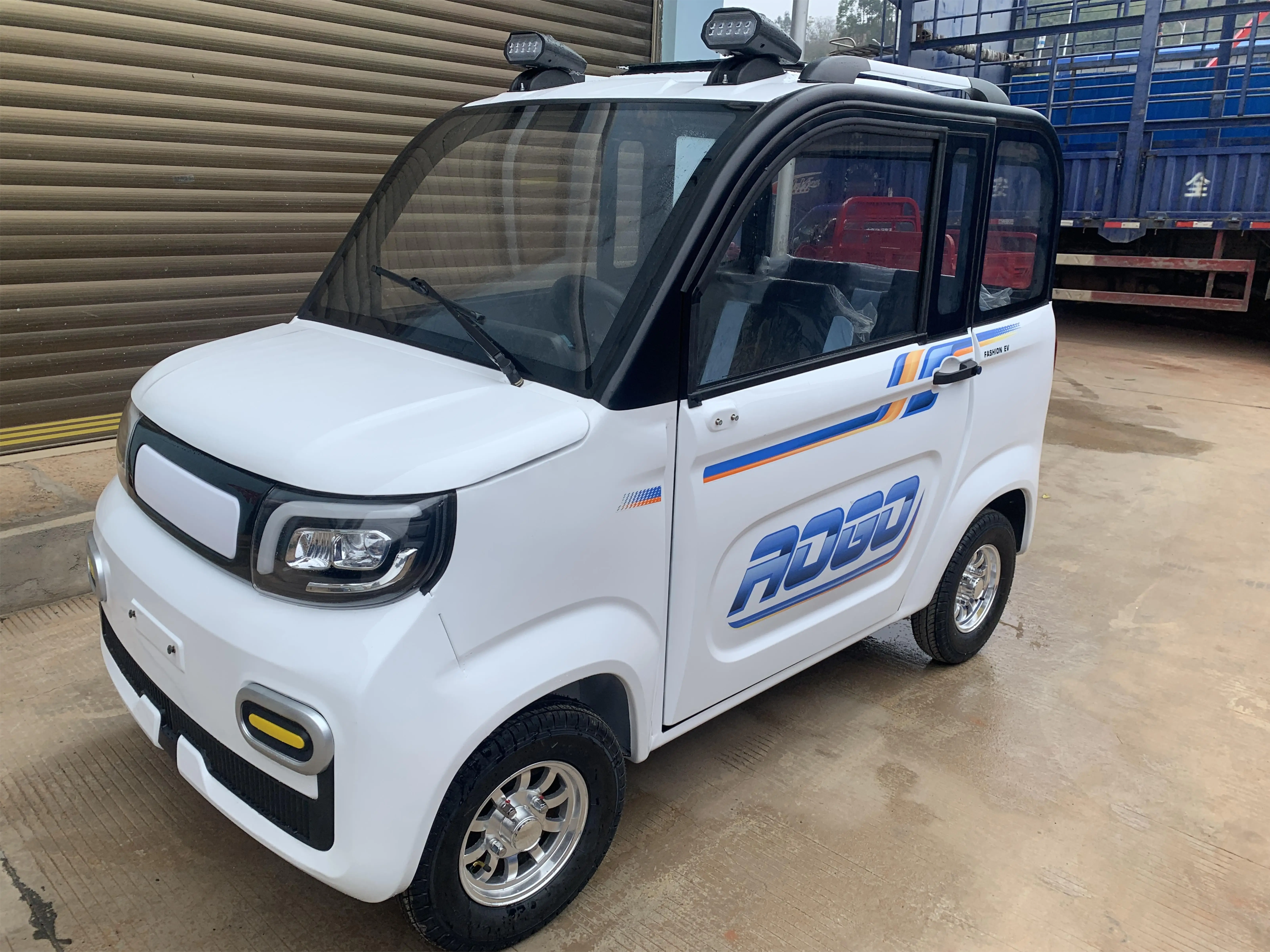 Enclosed 2 Doors Electric Car - 4 Wheel New Energy Vehicle