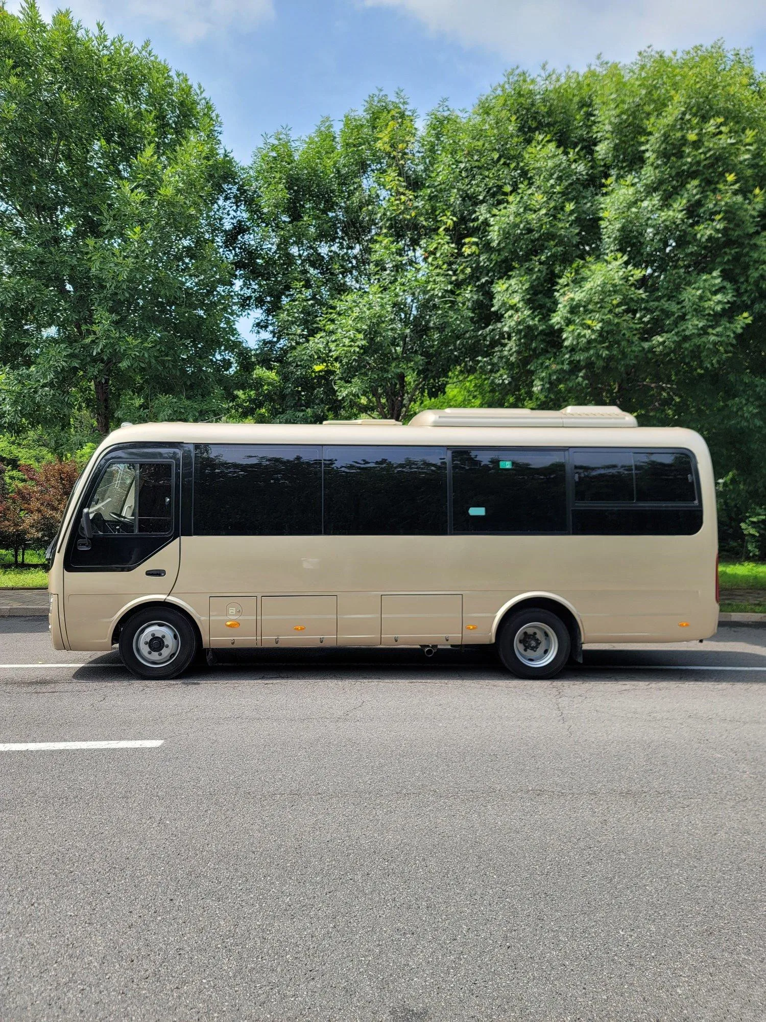 hot-cheap-preice-bus-right-hand-drive-30-seater-luxury-city-buses-front