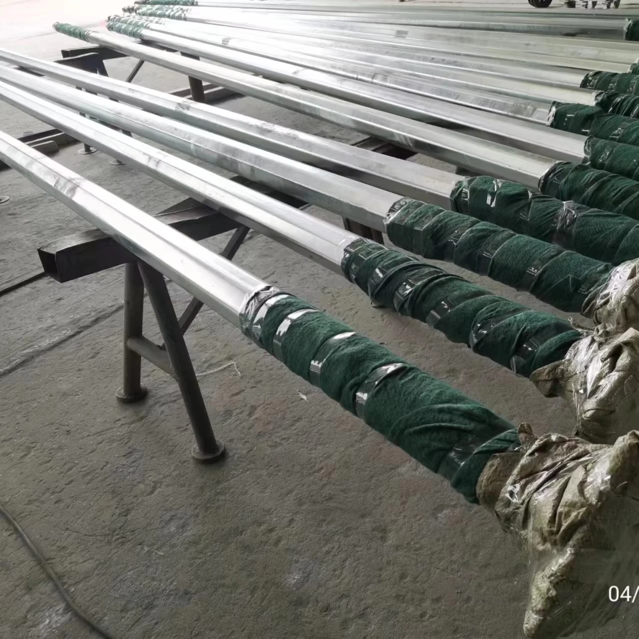 Street light pole high mast pole RAL7016 dark gray photovoltaic ...