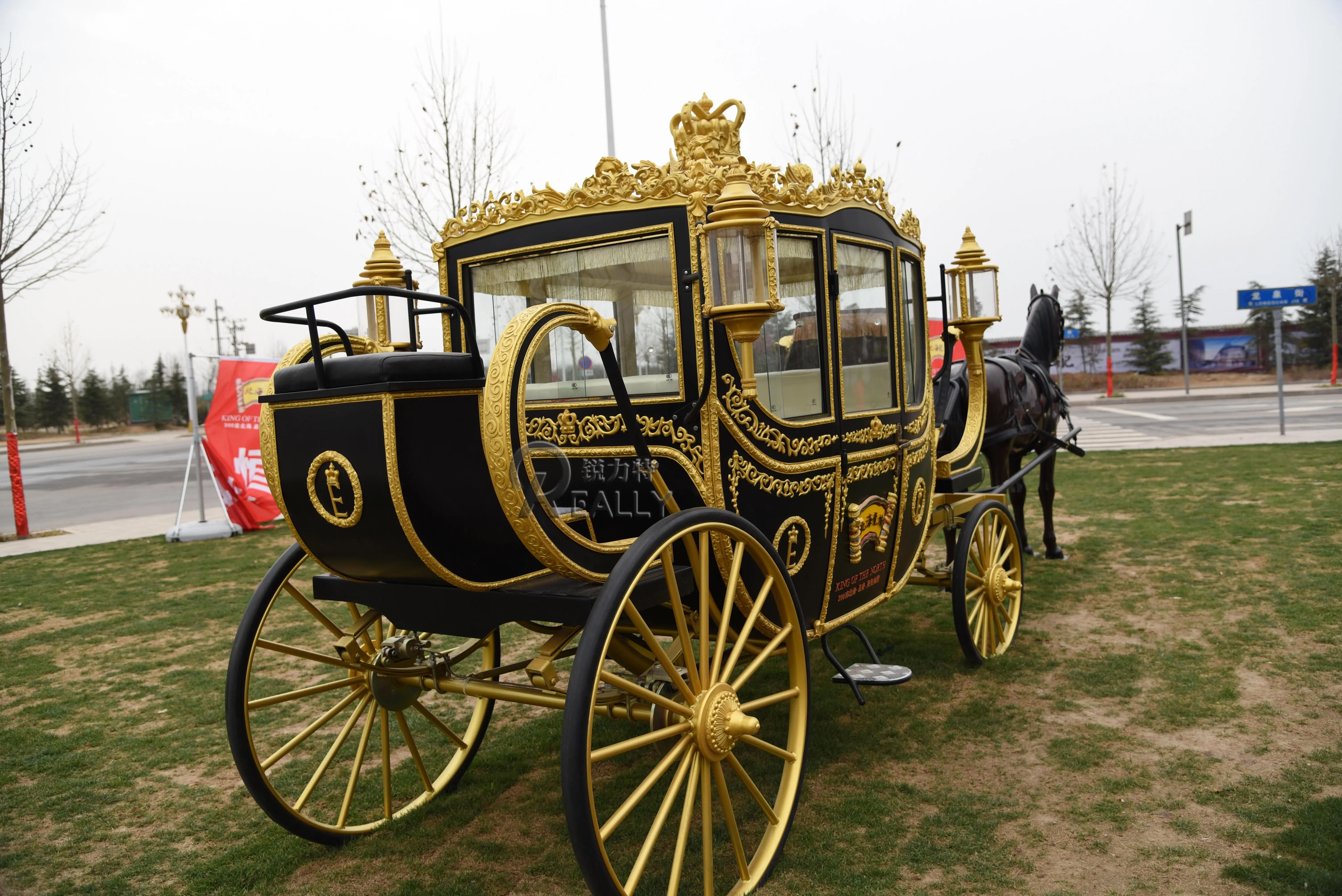 Royal Wagon - Elegant Horse Drawn Carriage for Weddings