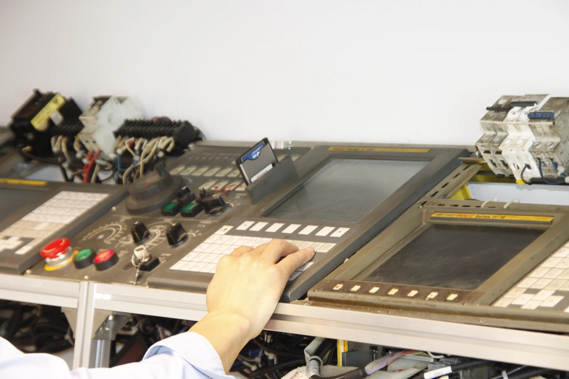 A02b-0319-b502 Fanuc Robot Control Cabinet Accessories Display System ...