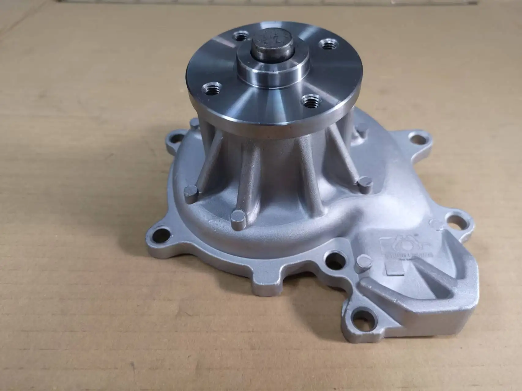 4HL1 Water Pump - High Pressure Casting for Isuzu Engines