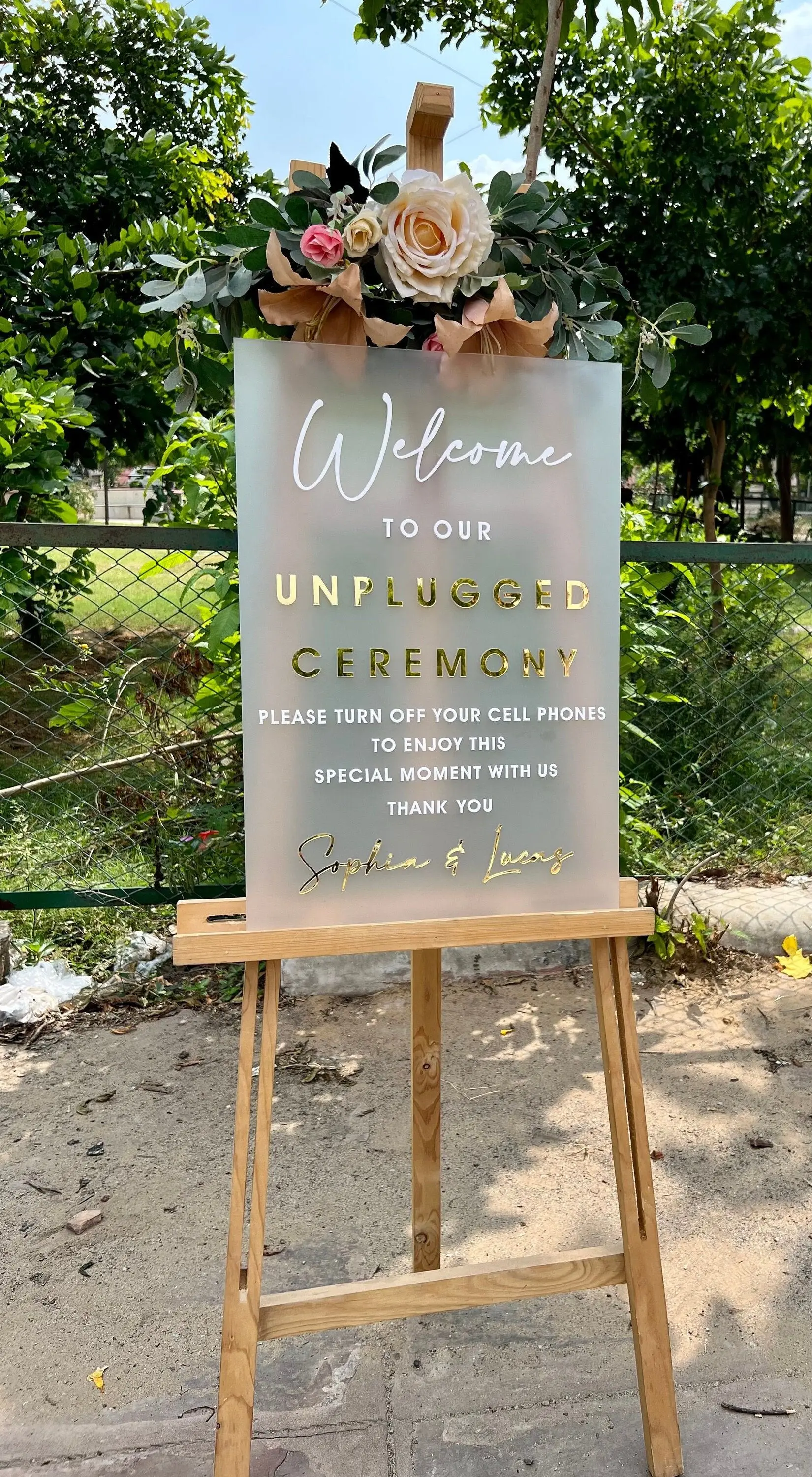 Plexiglass Frosted Wedding Signs - Customizable & Eco-friendly